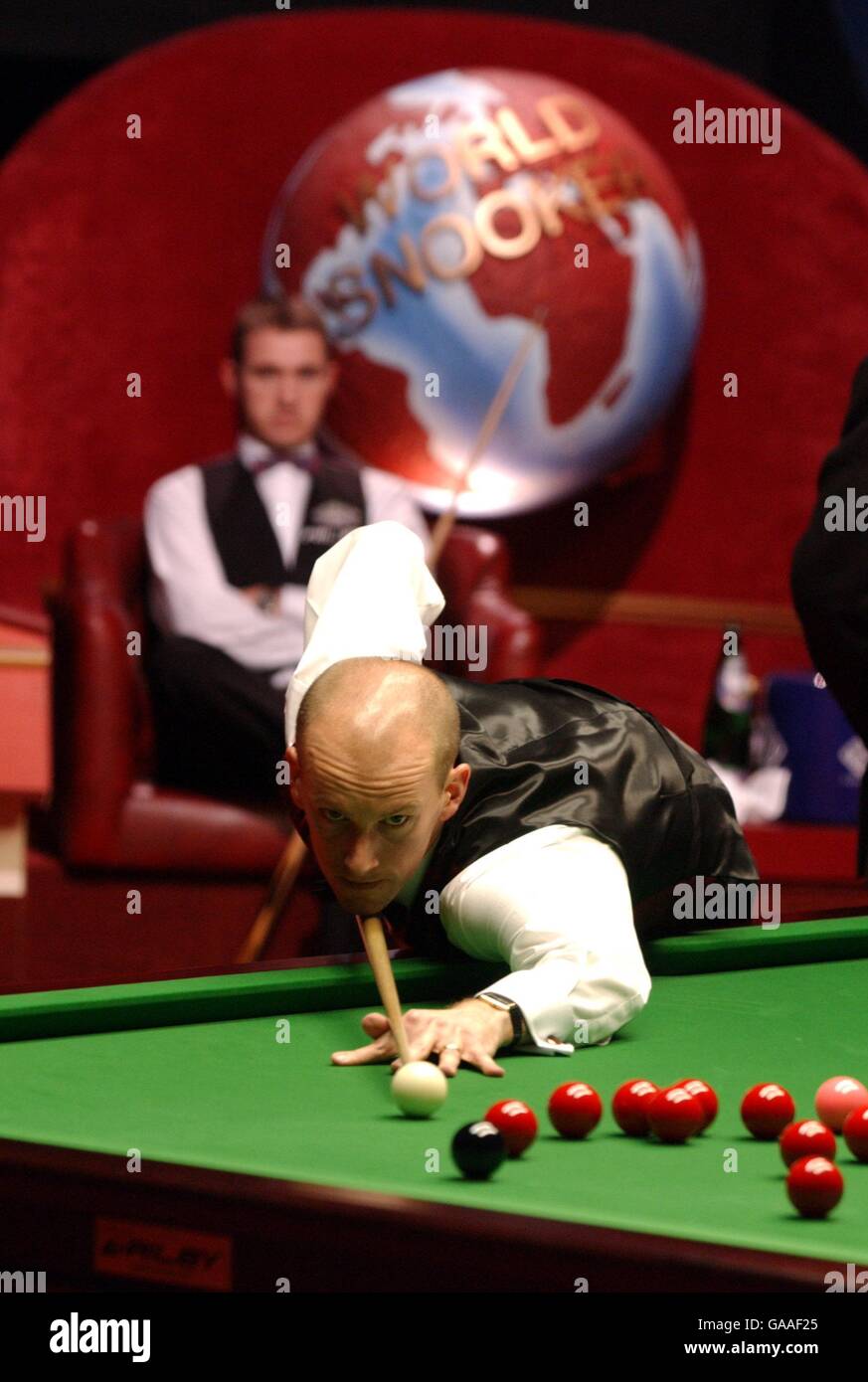 Peter Ebdon lines up the black as Stephen Hendry looks on Stock Photo ...
