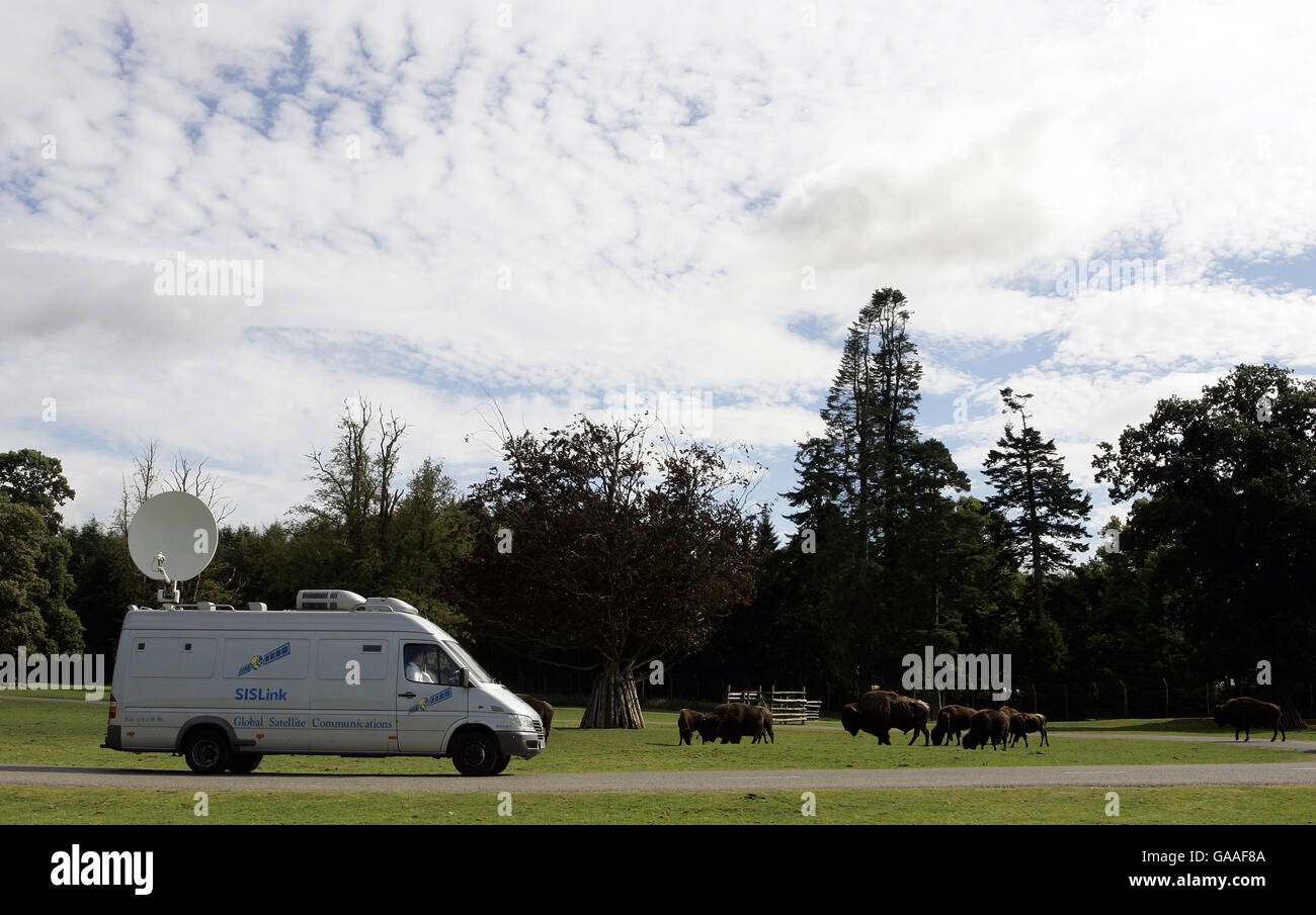 Media television outside broadcast vans hi-res stock photography and ...