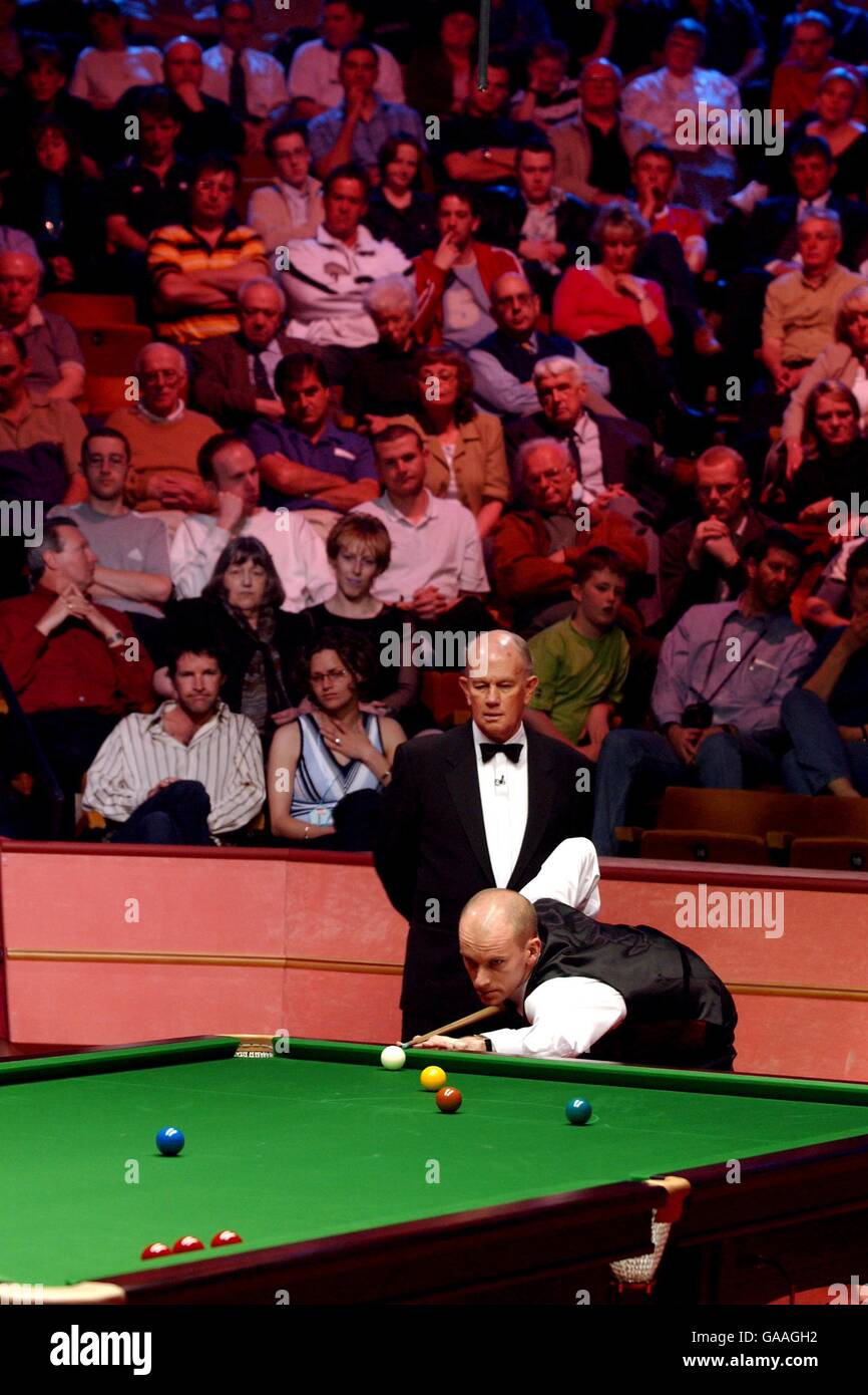 Peter Ebdon lines up his shot watched by Referee John Williams Stock ...
