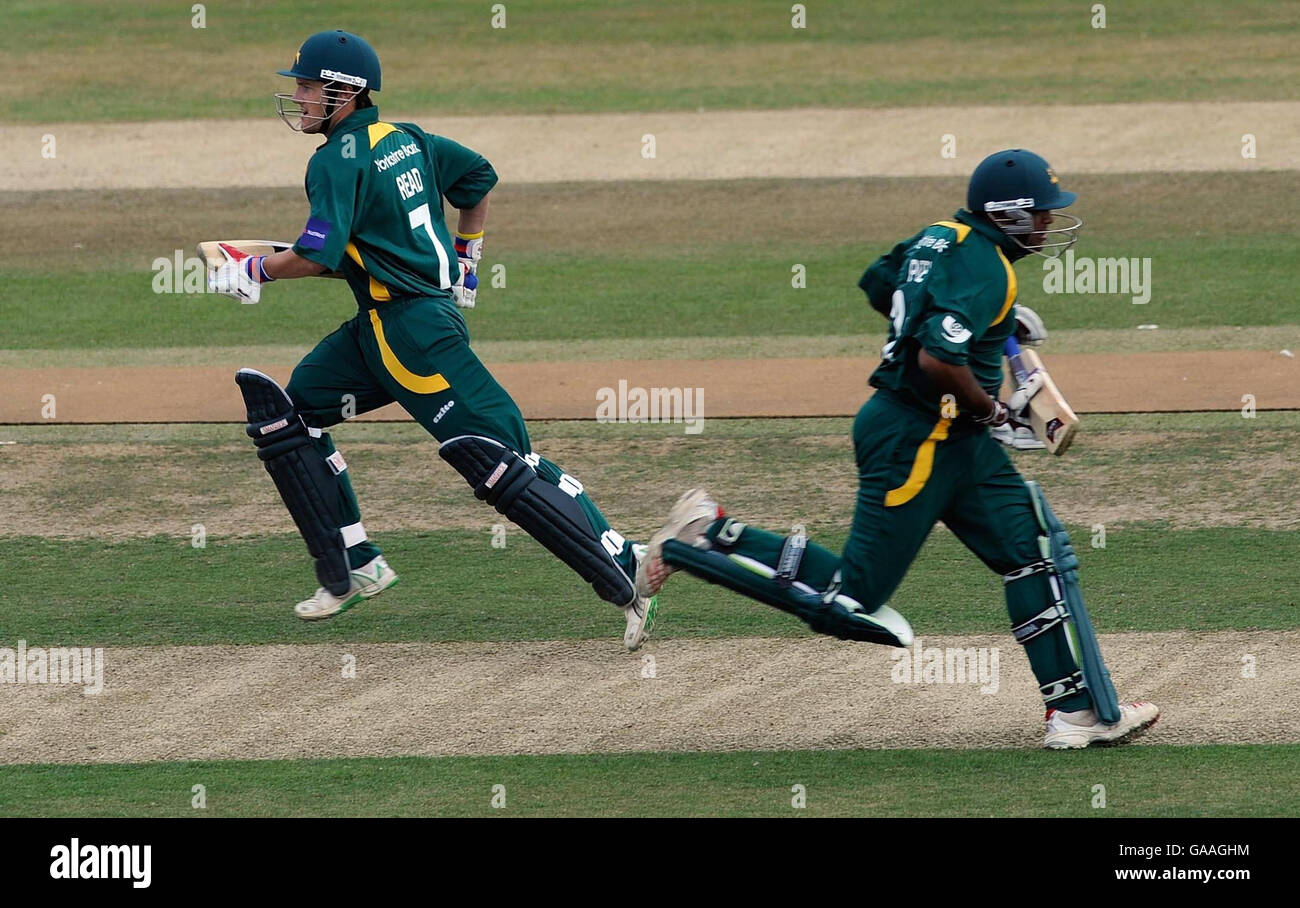 Action running between wickets hi-res stock photography and images - Alamy