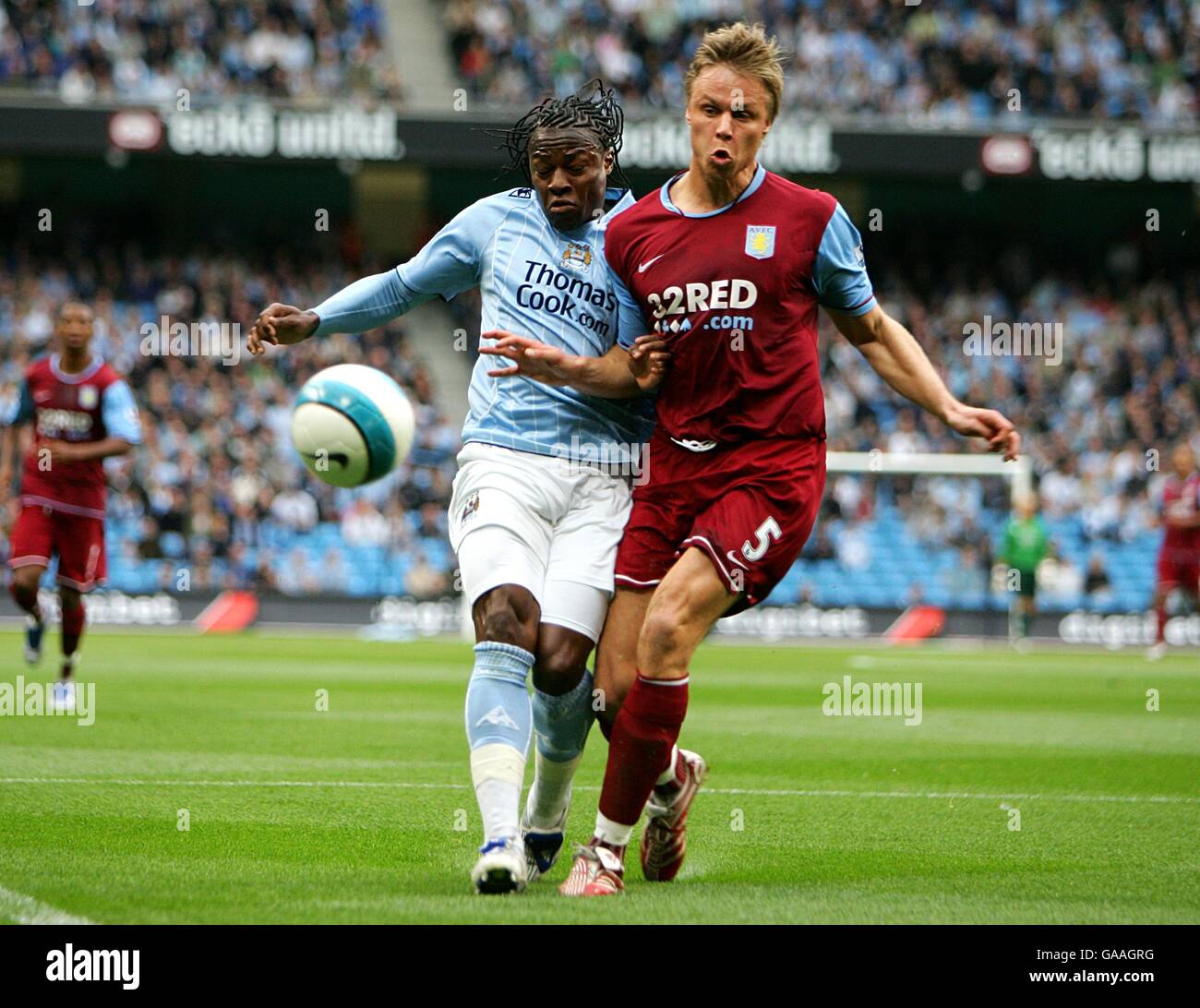Manchester City's Emile Mpenza (l) and Aston Villa's Martin Laursen (r ...
