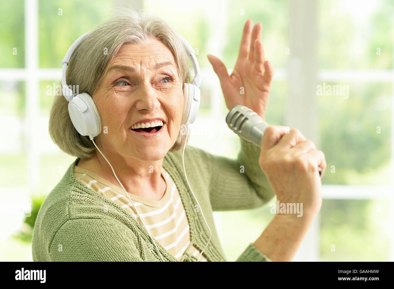 Grey haired mature singer hi-res stock photography and images - Alamy