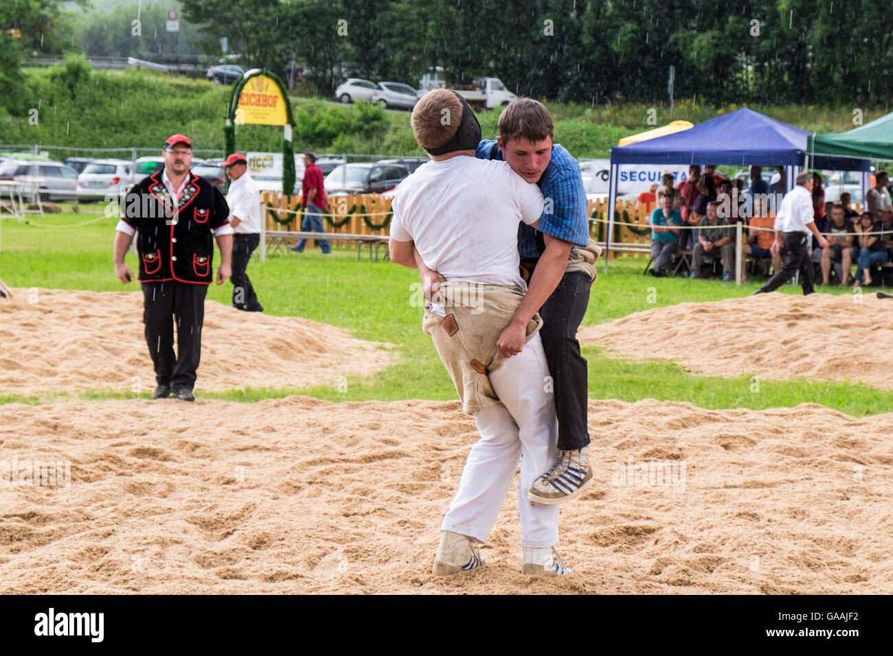 Switzerland traditional swiss wrestling fight hi-res stock photography ...