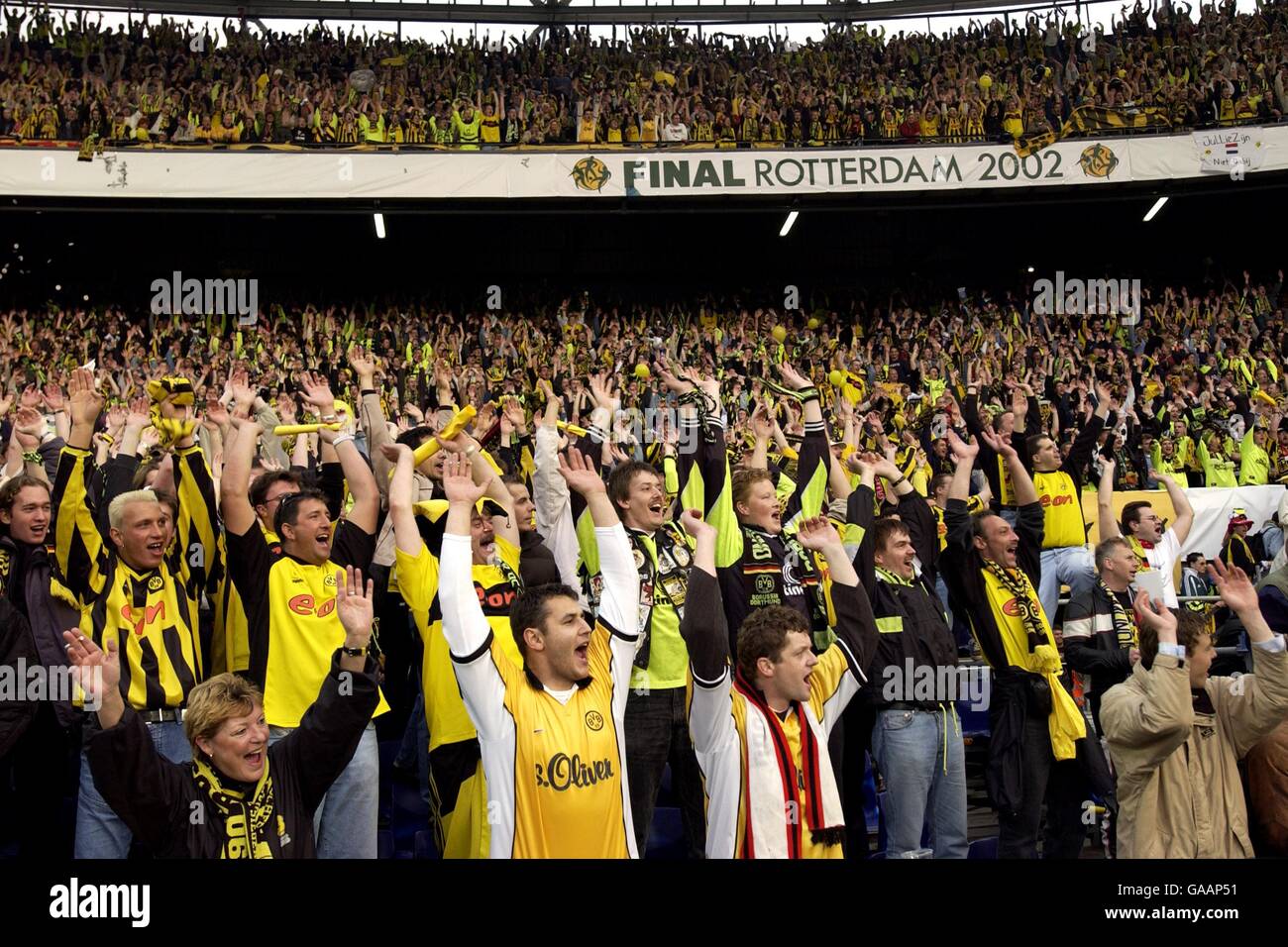 Borussia dortmund fans hi-res stock photography and images - Alamy