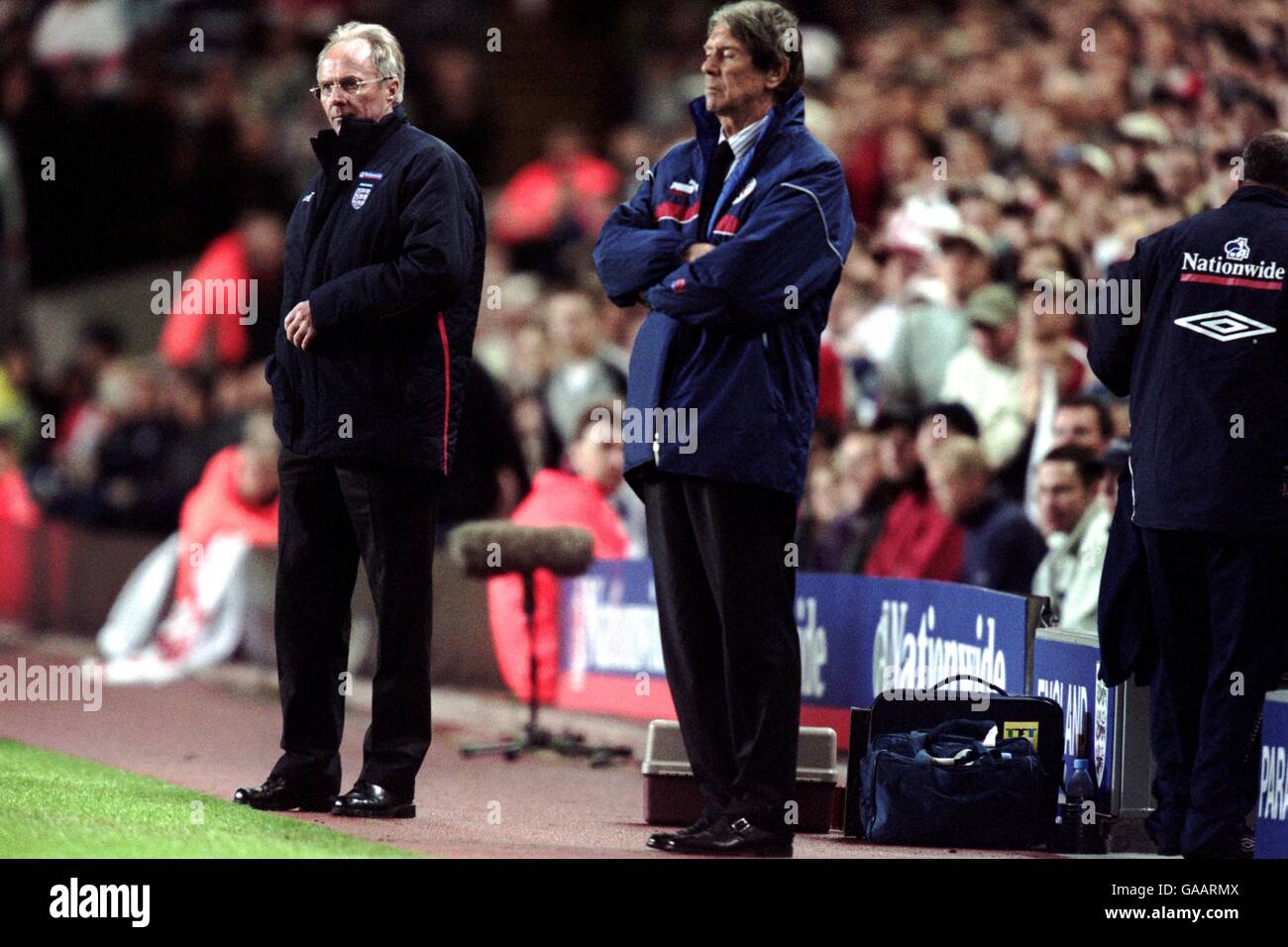 England Manager Sven Goran Eriksson (l) and Paraguay Manager Cesare ...