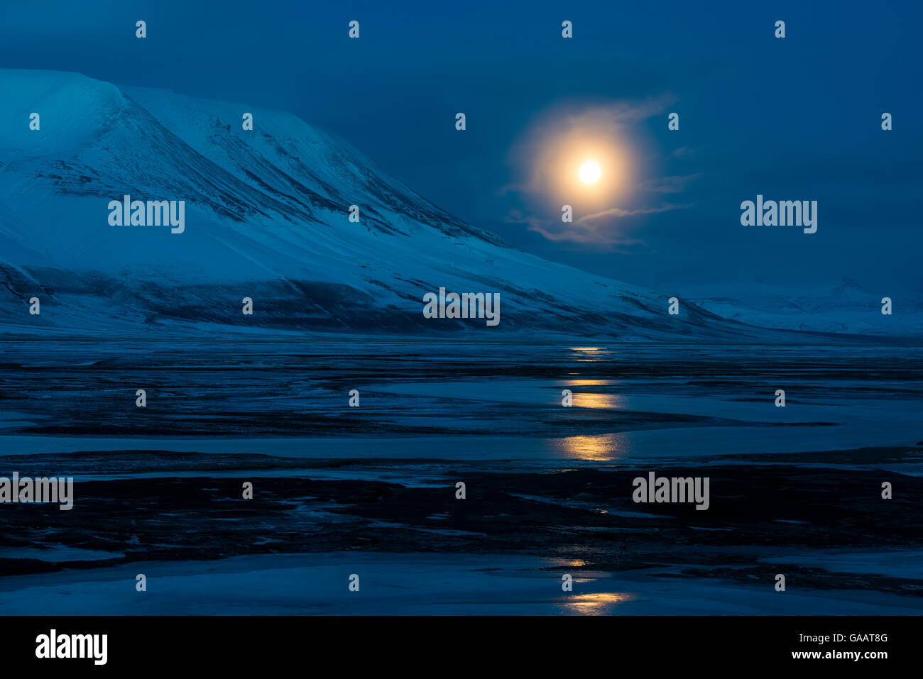 Longyearbyen northern lights hi-res stock photography and images - Alamy