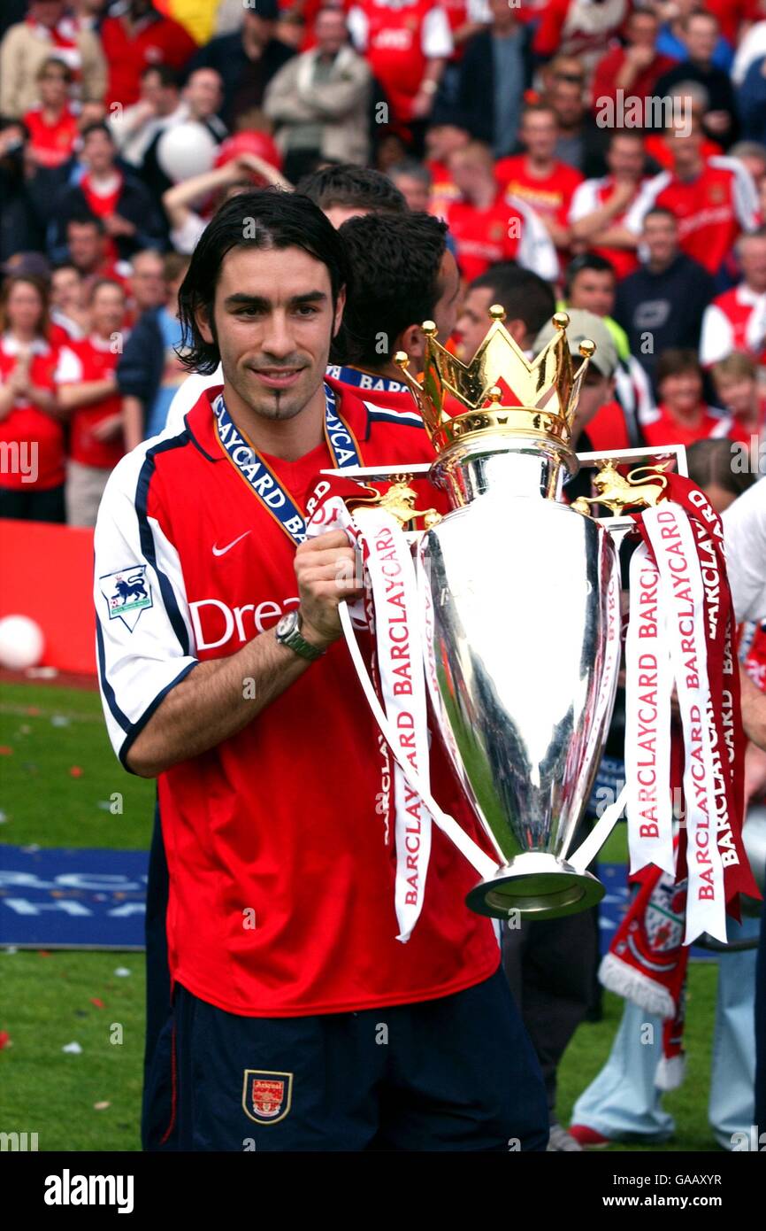Robert pires premier league trophy hi-res stock photography and images ...