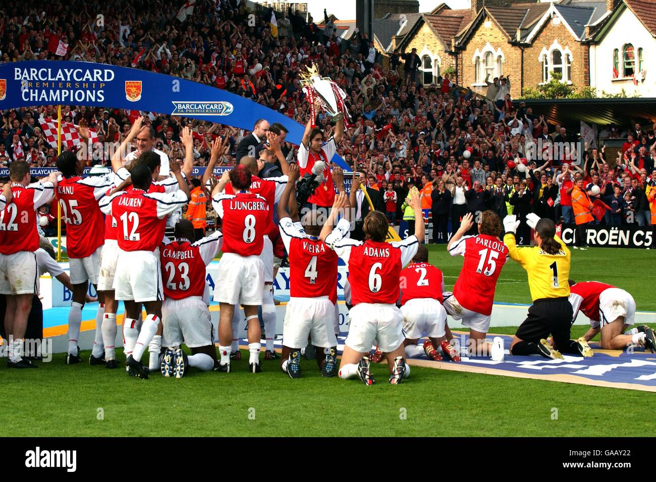 Robert pires premier league trophy hi-res stock photography and images ...