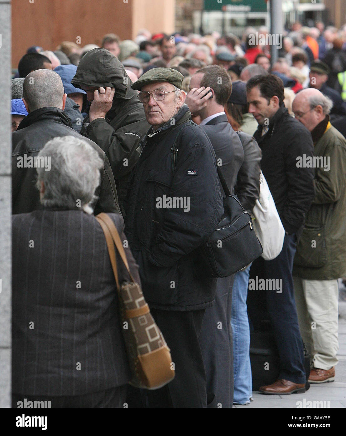 Customers queue outside northern rock hi-res stock photography and ...