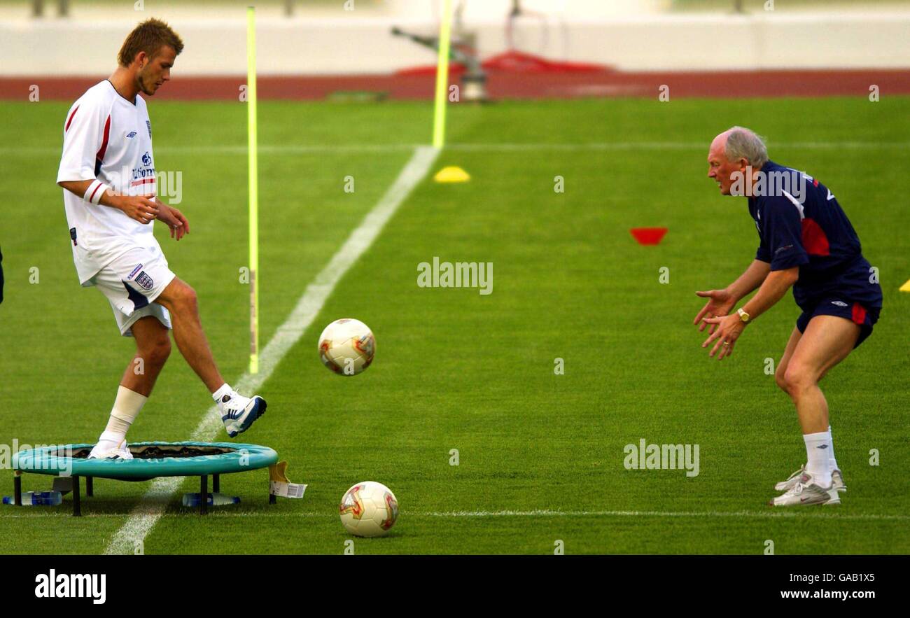 Football england physio hi-res stock photography and images - Alamy