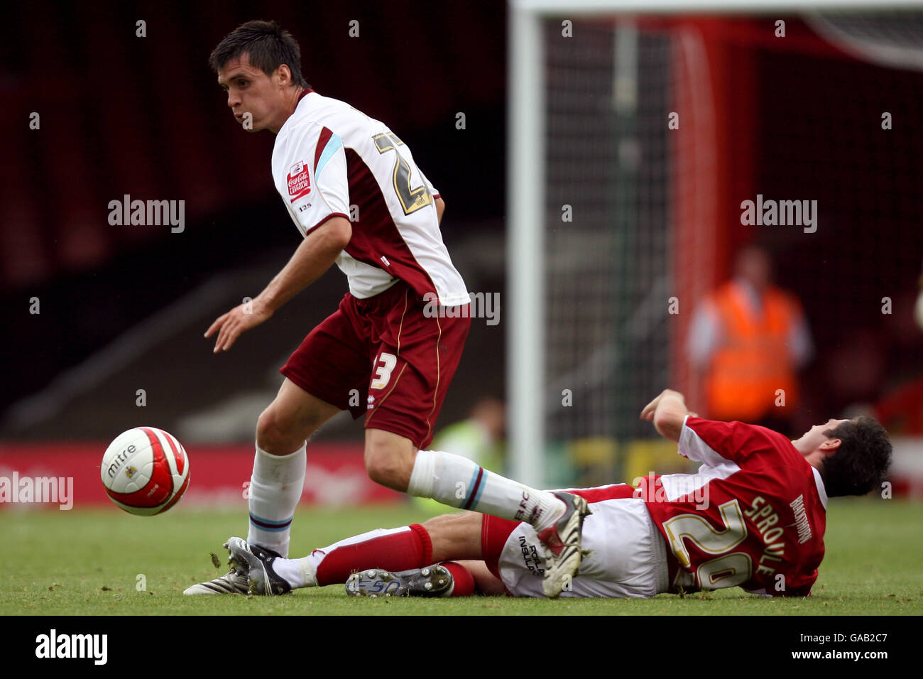 Bristol citys ivan sproule and burnleys stephen jordan hi-res stock ...