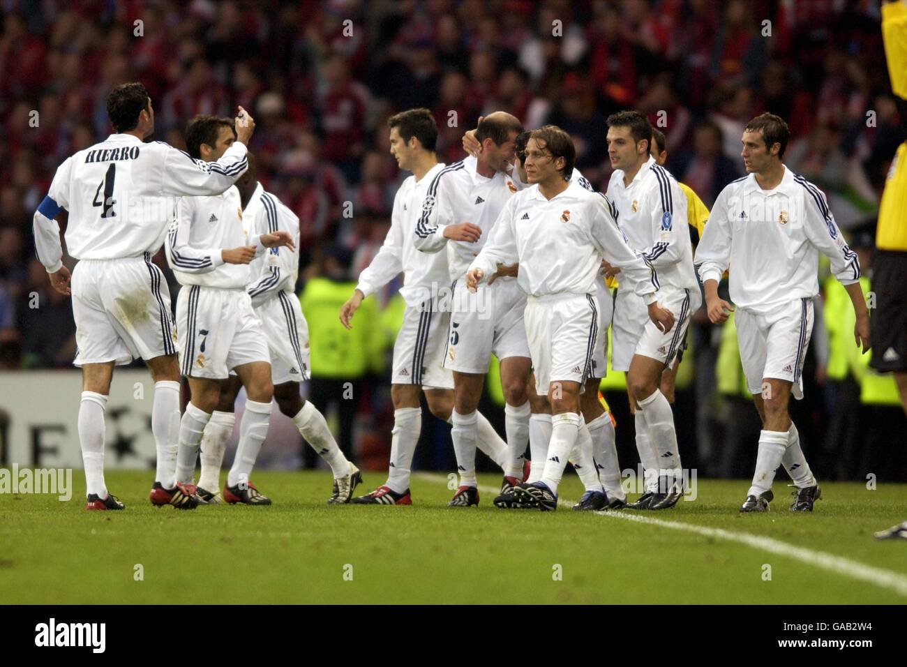 The Real Madrid players congratulate teammate Zinedine zidane on ...