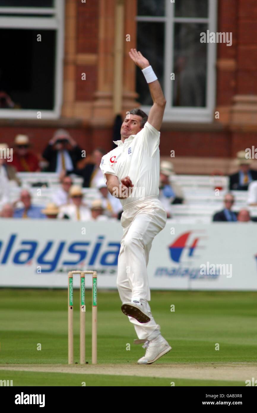 Englands andrew caddick in action hi-res stock photography and images ...