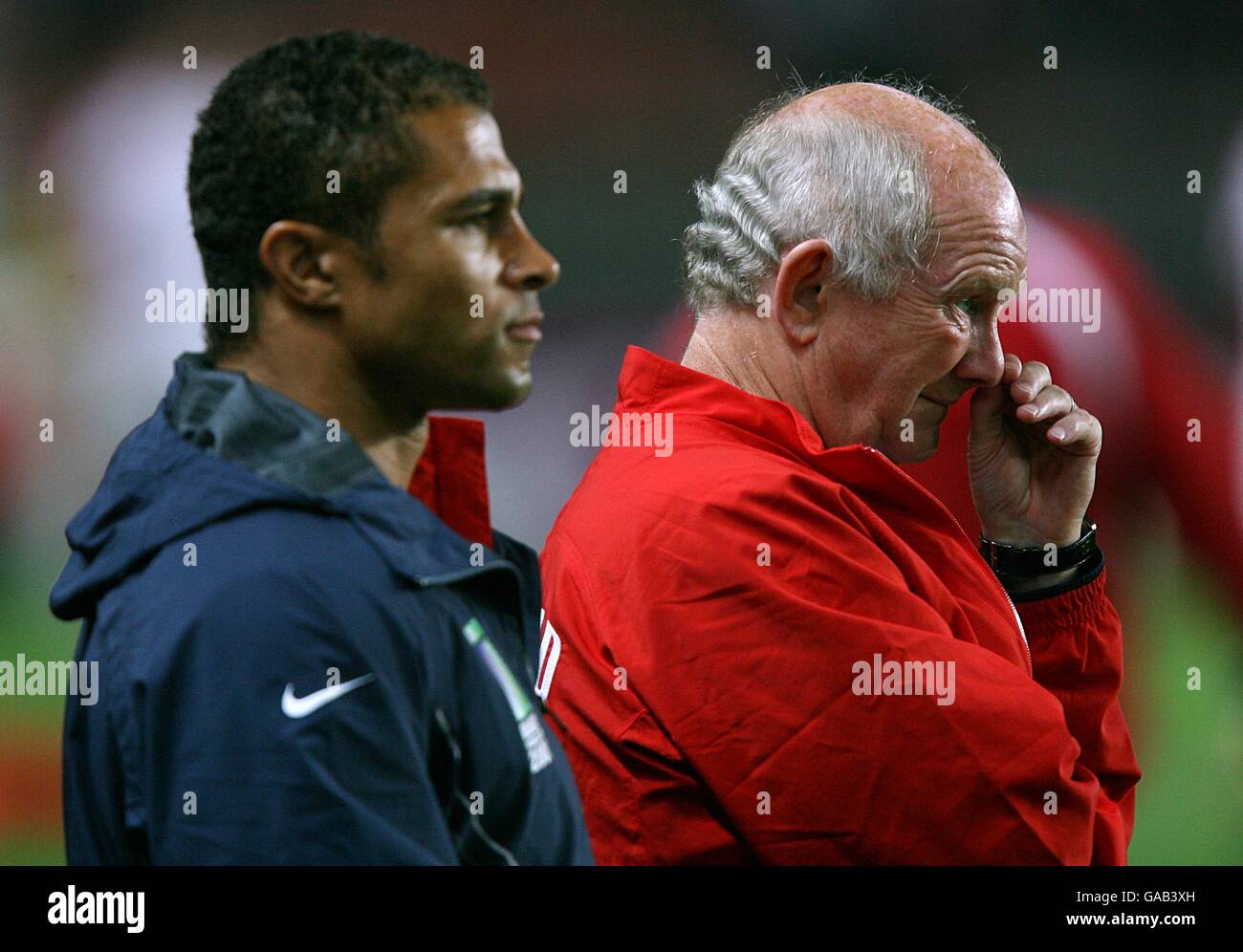 England coahc Brian Ashton with injured player Jason Robinson Stock ...