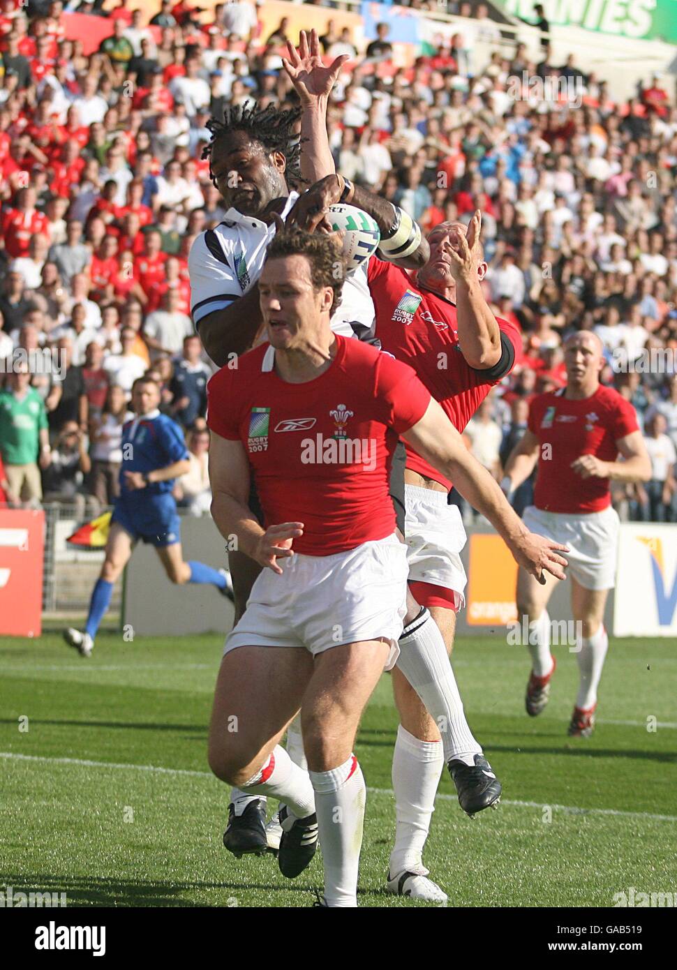 Fiji's Vilimoni Delasau catches the high ball to score a try Stock ...