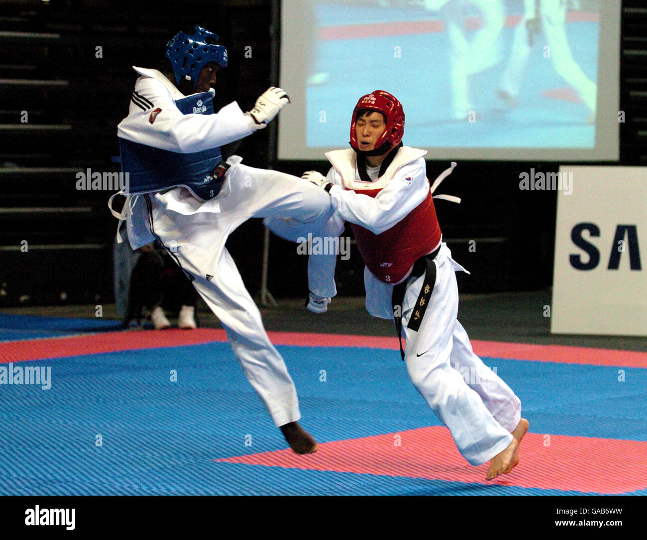 France's Gwladys Epangue (l) on the way to winning against South Korea ...