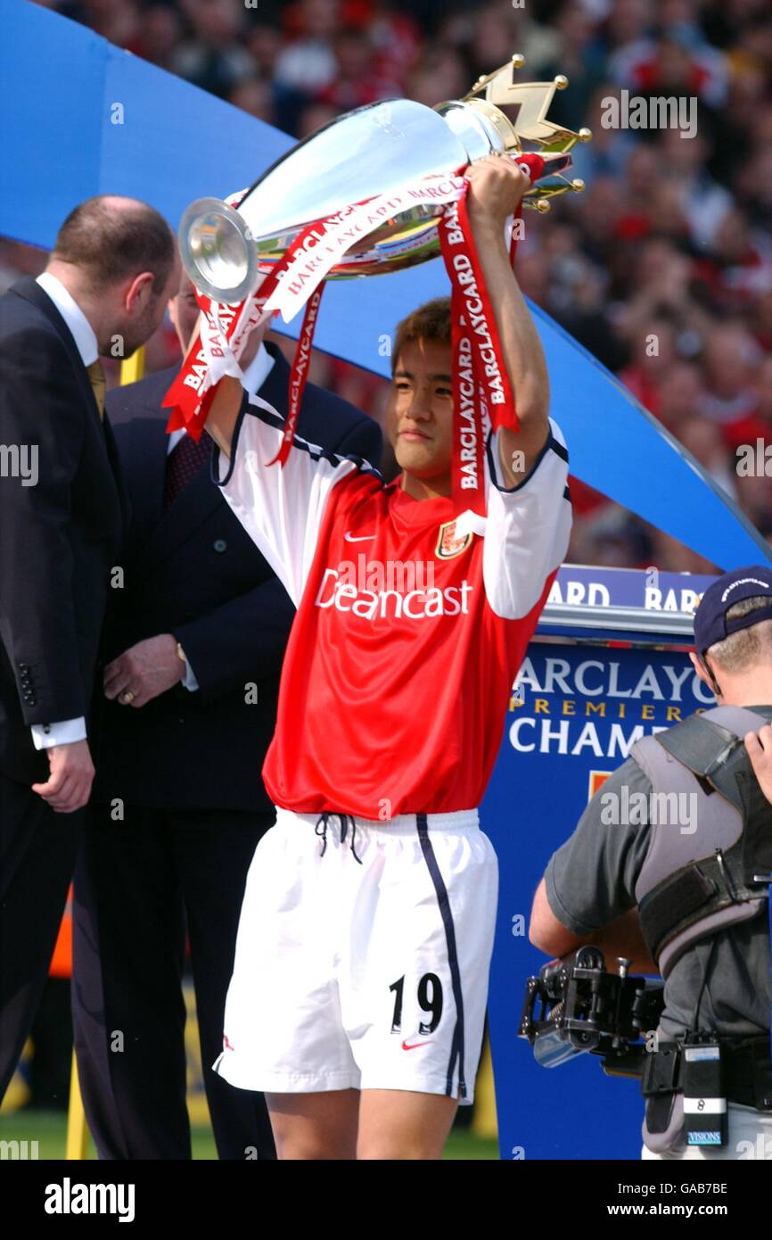 Arsenals junichi inamoto celebrates with the fa barclaycard premiership ...