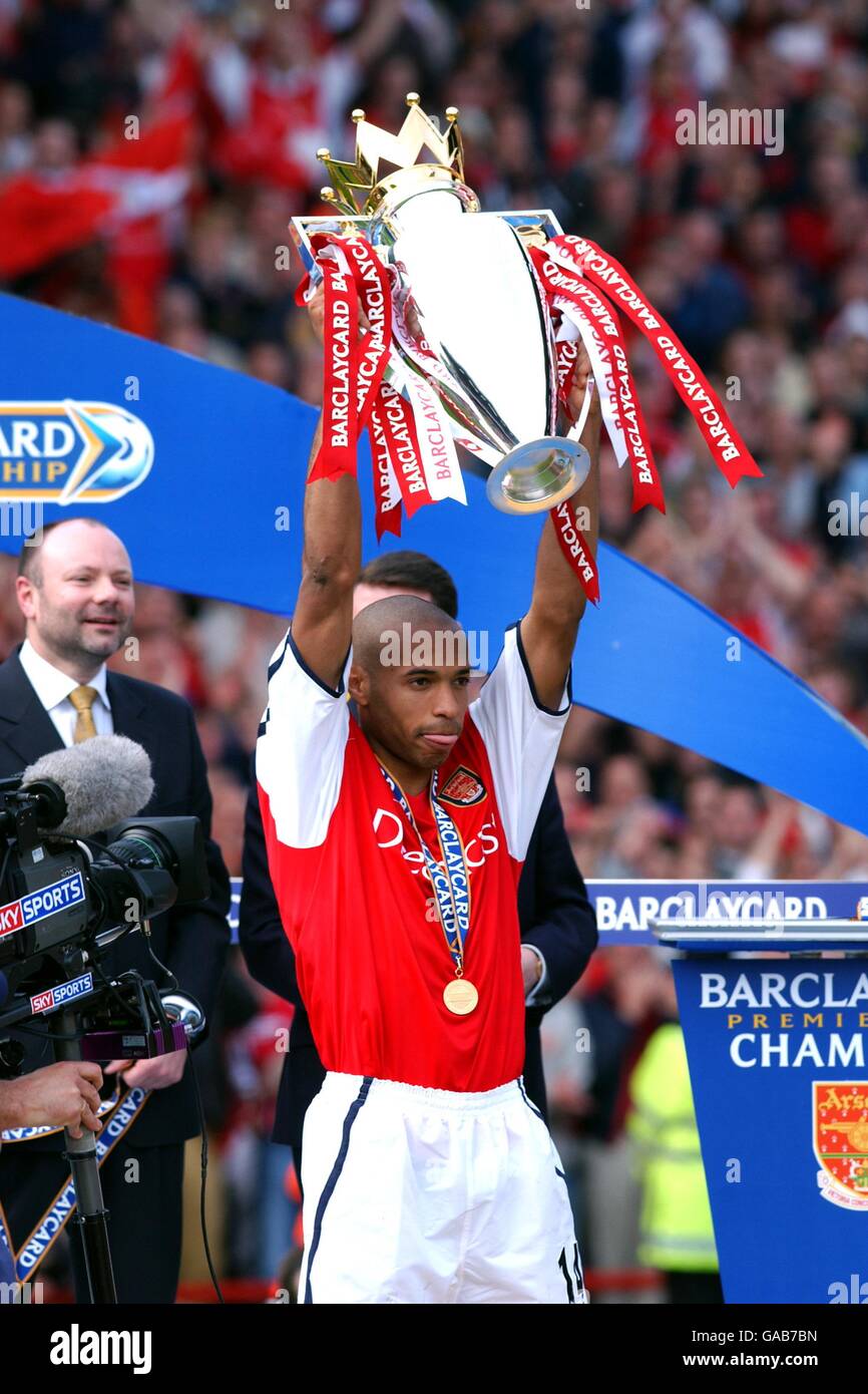 Arsenal premier league trophy henry hi-res stock photography and images ...