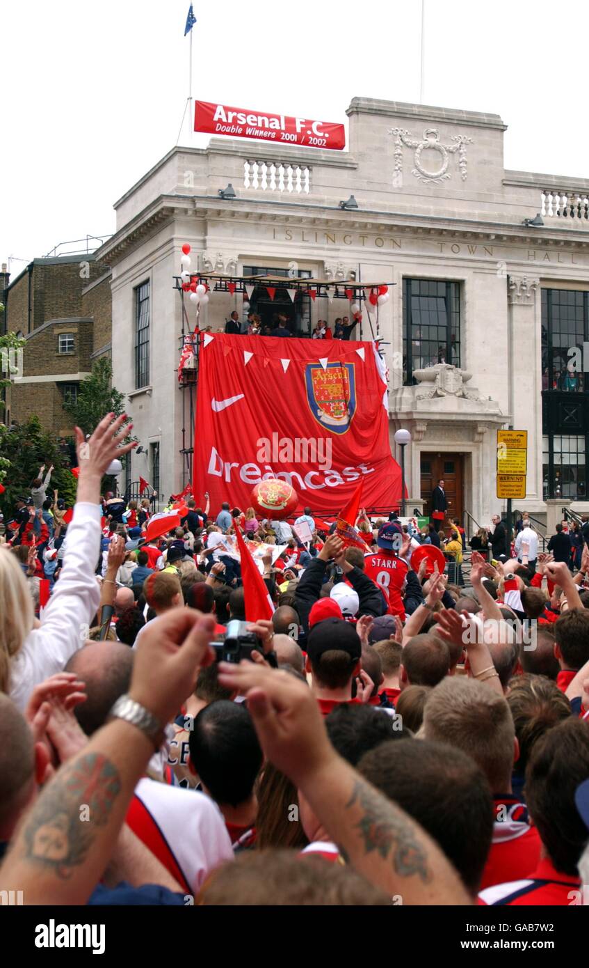 Arsenal title parade hi-res stock photography and images - Alamy