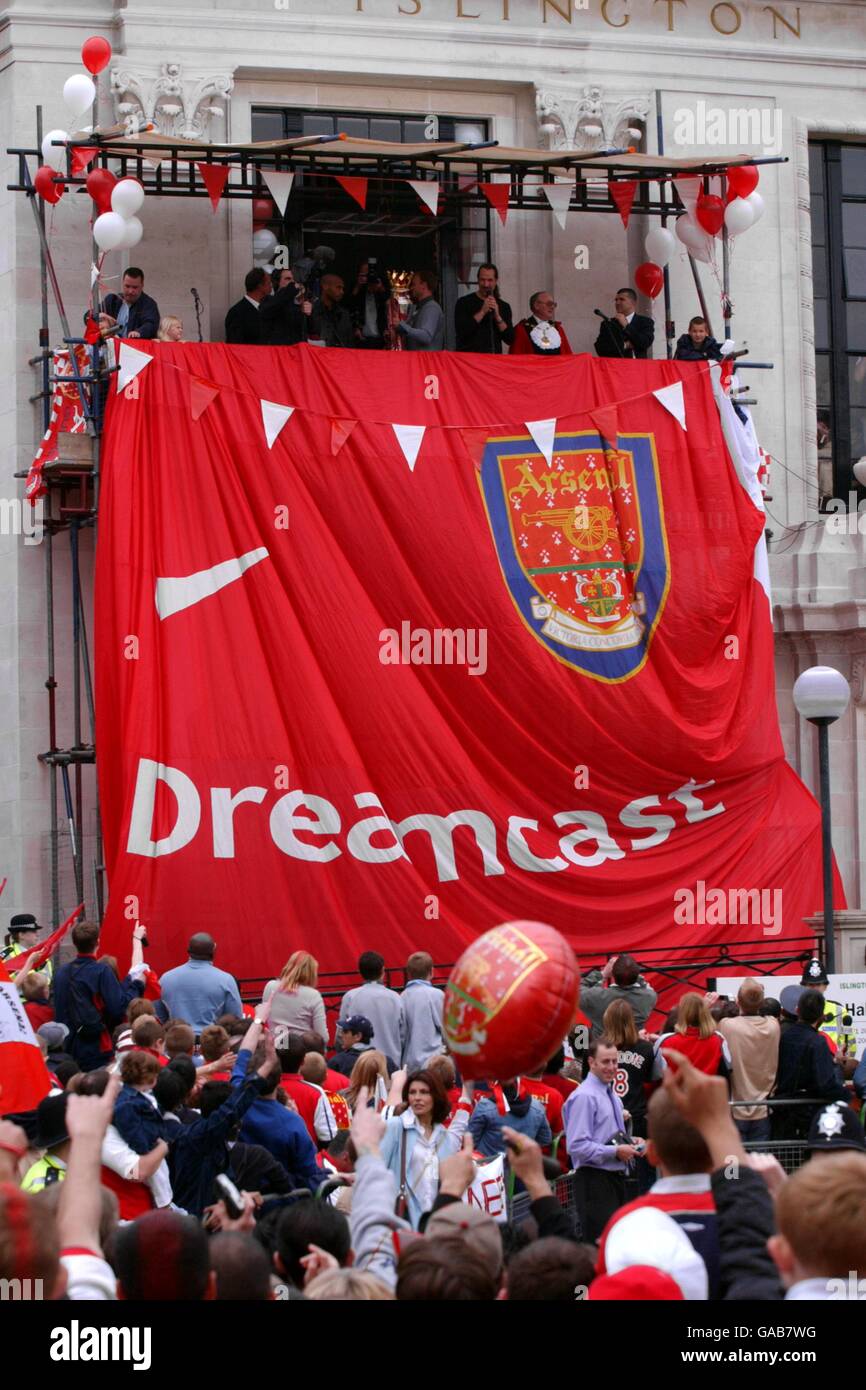 Arsenal title parade hi-res stock photography and images - Alamy