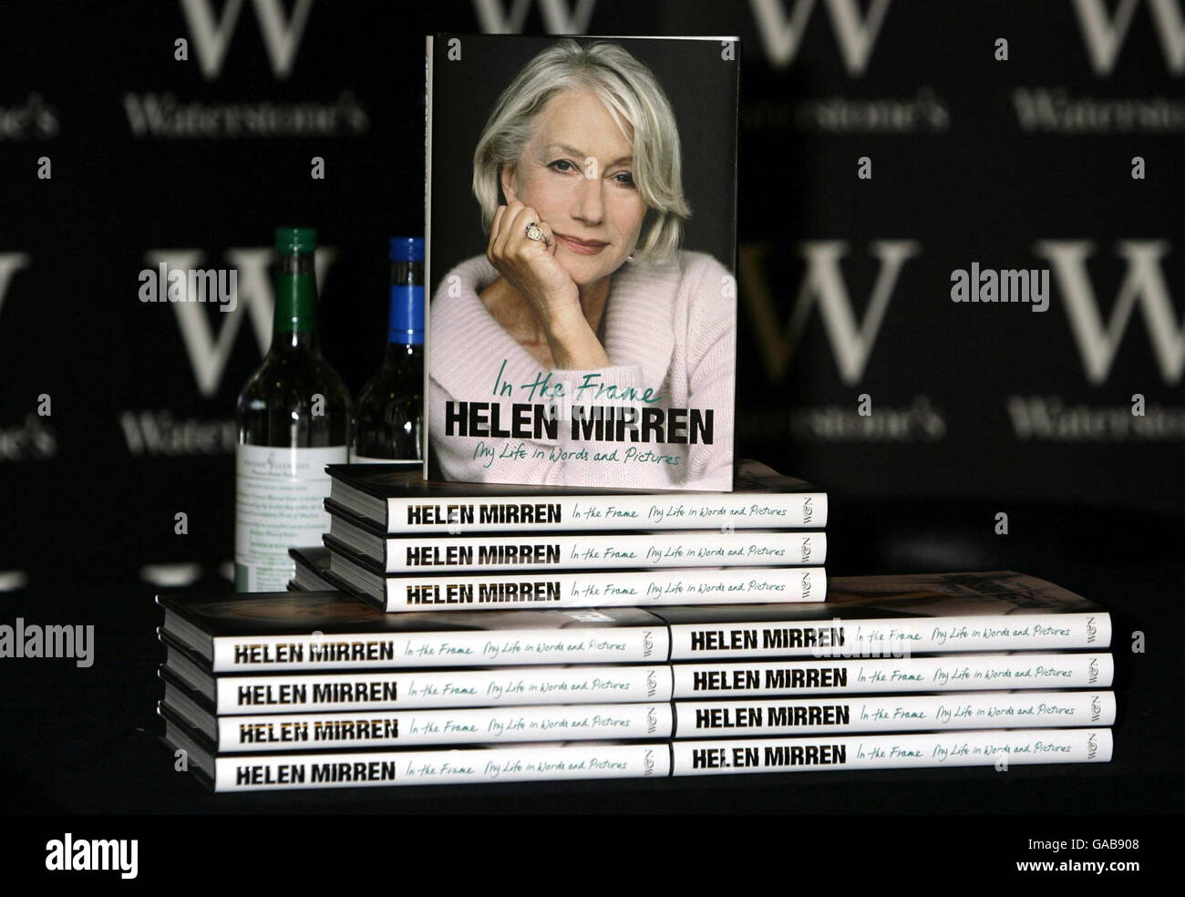 Dame helen mirren book signing london hi-res stock photography and ...