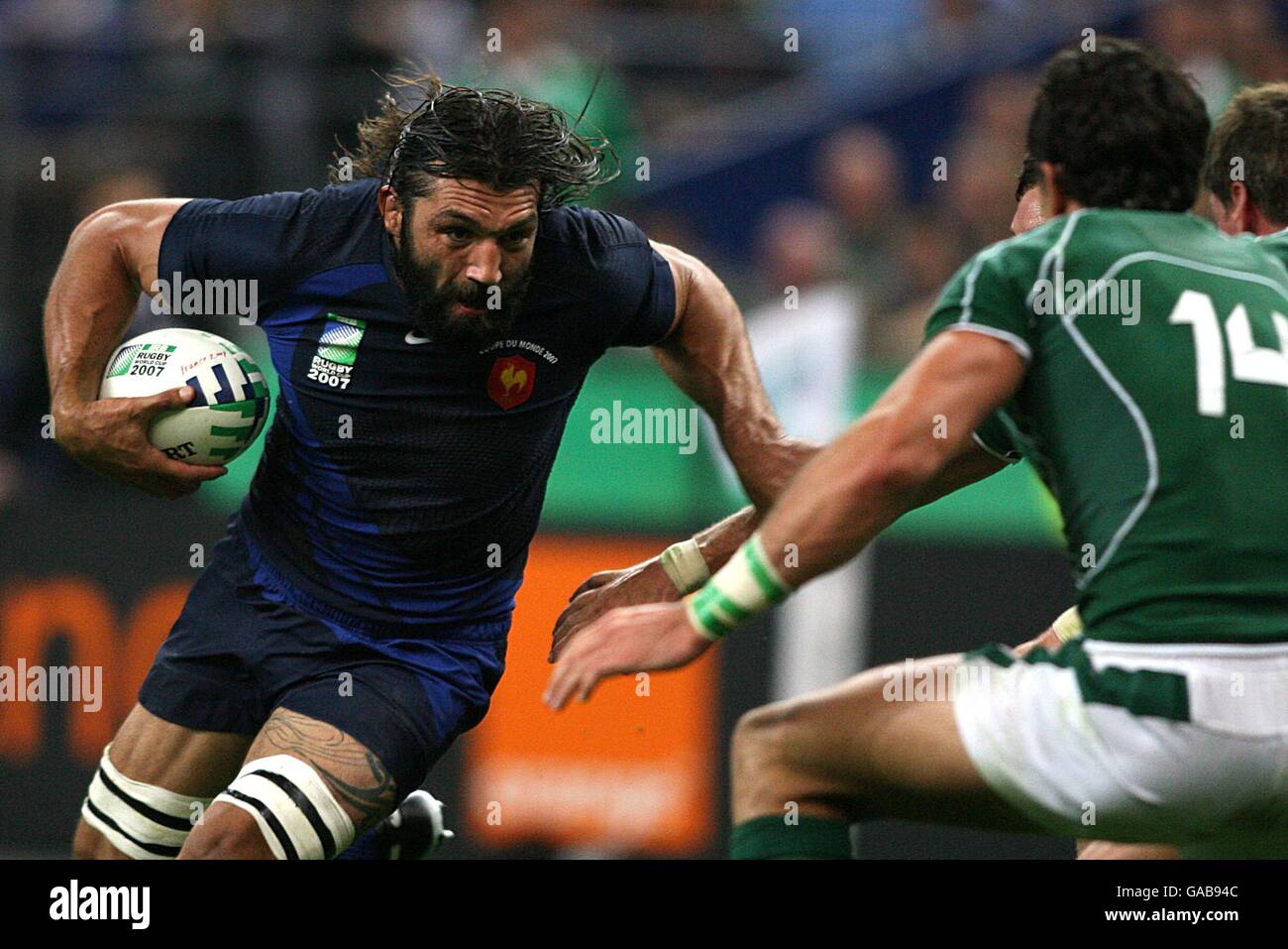 Frances sebastien chabal runs at irelands shane horgan hi-res stock ...