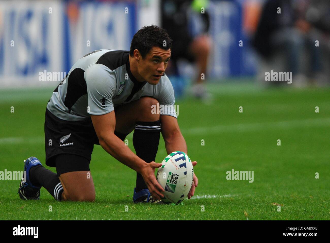 New zealands dan carter lines up his penalty kick hi-res stock ...