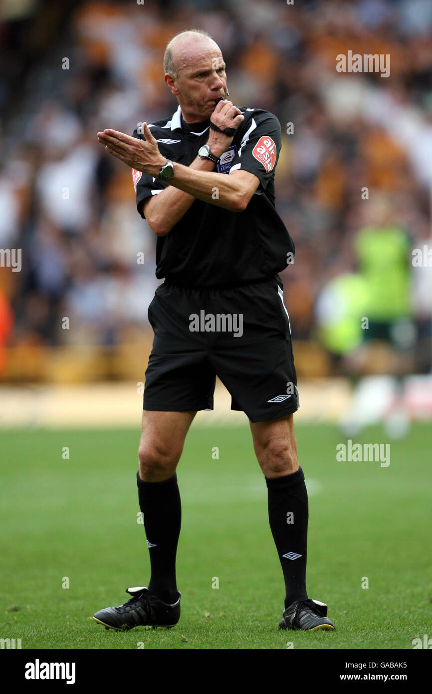 Football referee steve bennett hi-res stock photography and images - Alamy