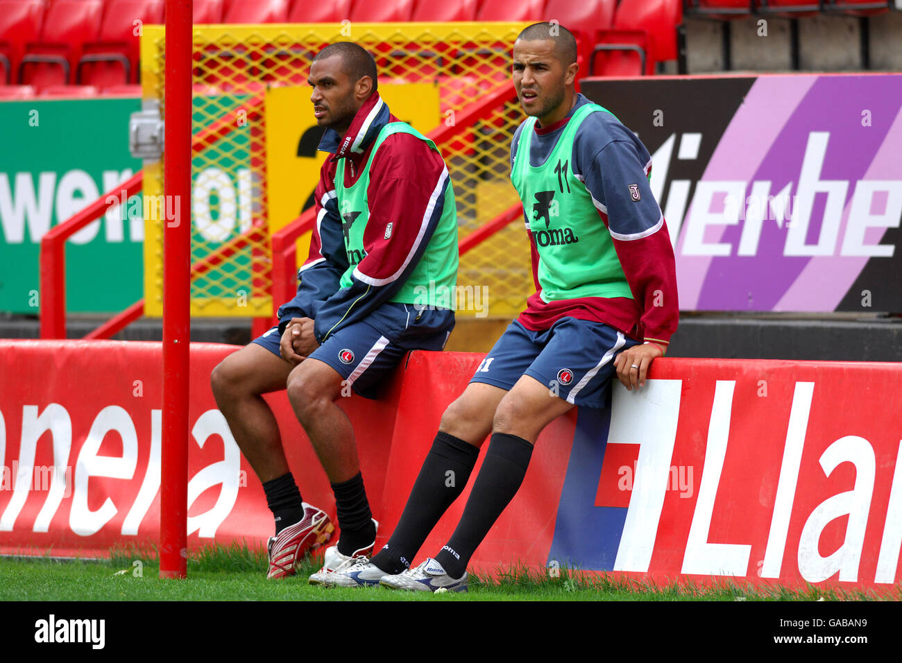 Charlton athletics jonathan fortune l hi-res stock photography and ...