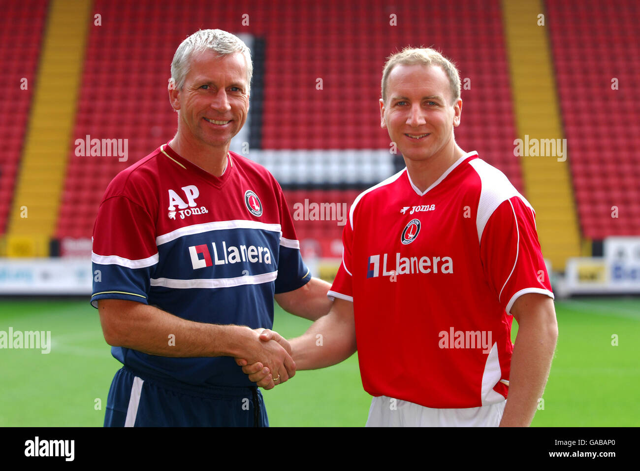 Charlton athletic manager alan pardew l with barclays winner hi-res ...