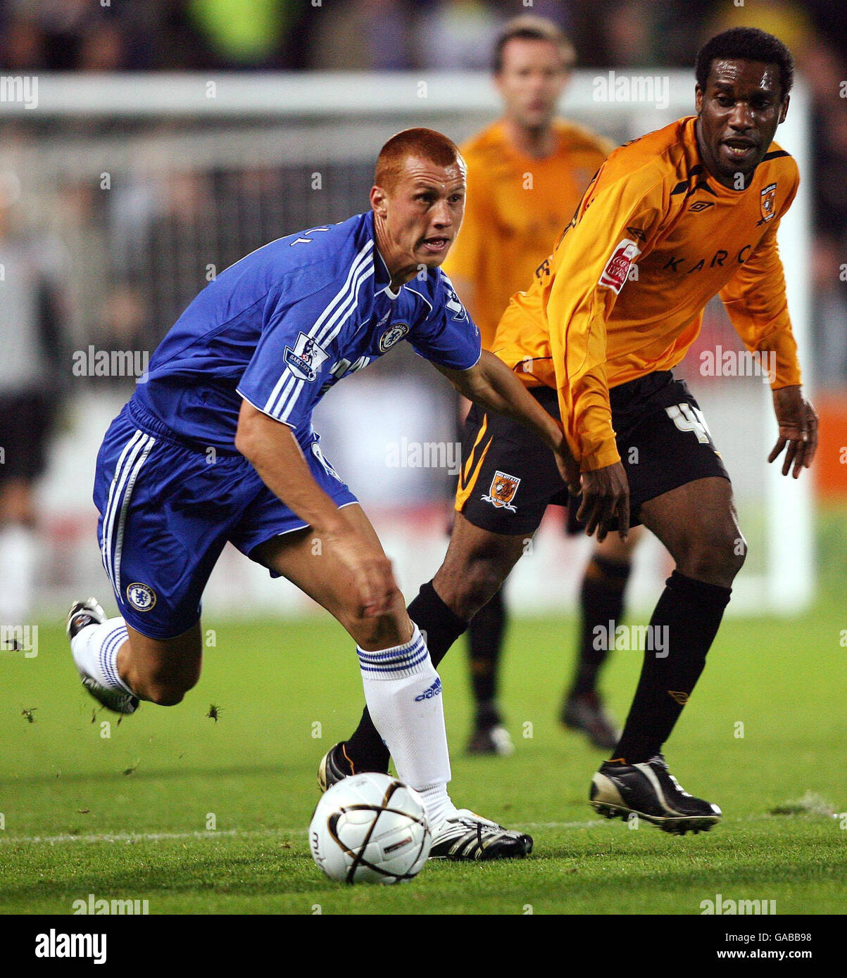 Chelsea's Steve Sidwell (left) battles with Hull's Jay Jay Okocha ...
