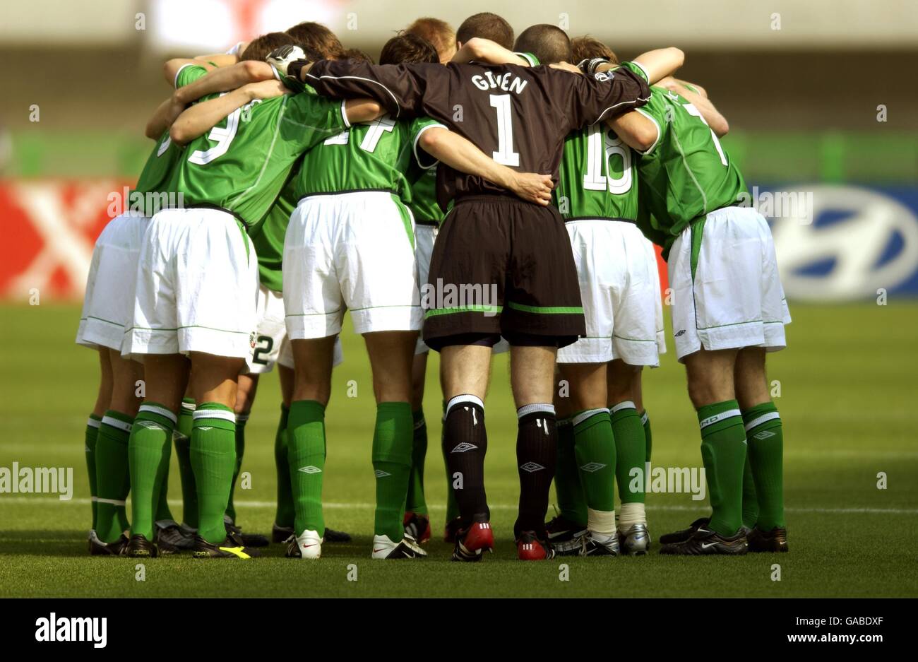 The ireland team do the huddle before the kick off hi-res stock ...