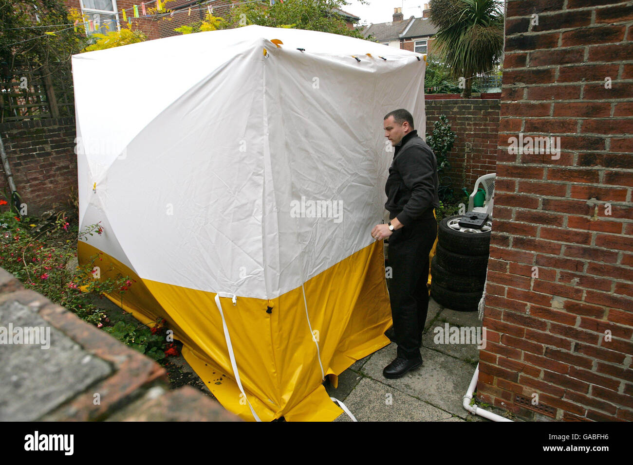 Forensics tent hi-res stock photography and images - Alamy