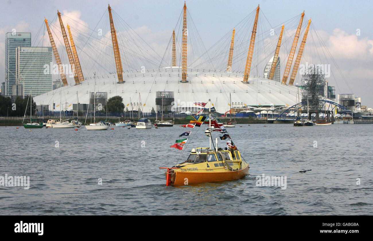 Jason Lewis finishes trip round the world Stock Photo - Alamy