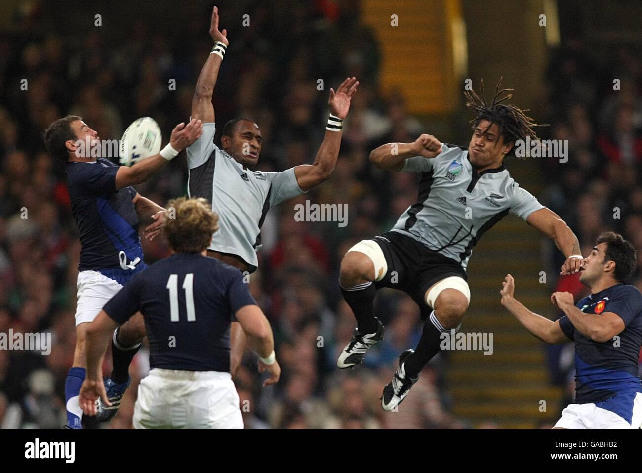 New Zealand's Rodney So'oialo (right from centre) and Joe Rokocoko ...