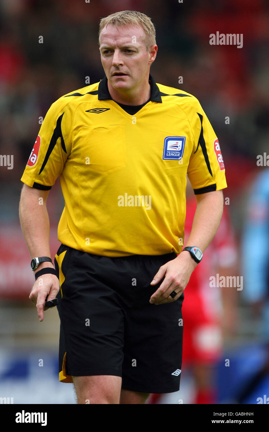 Trevor kettle referee hi-res stock photography and images - Alamy