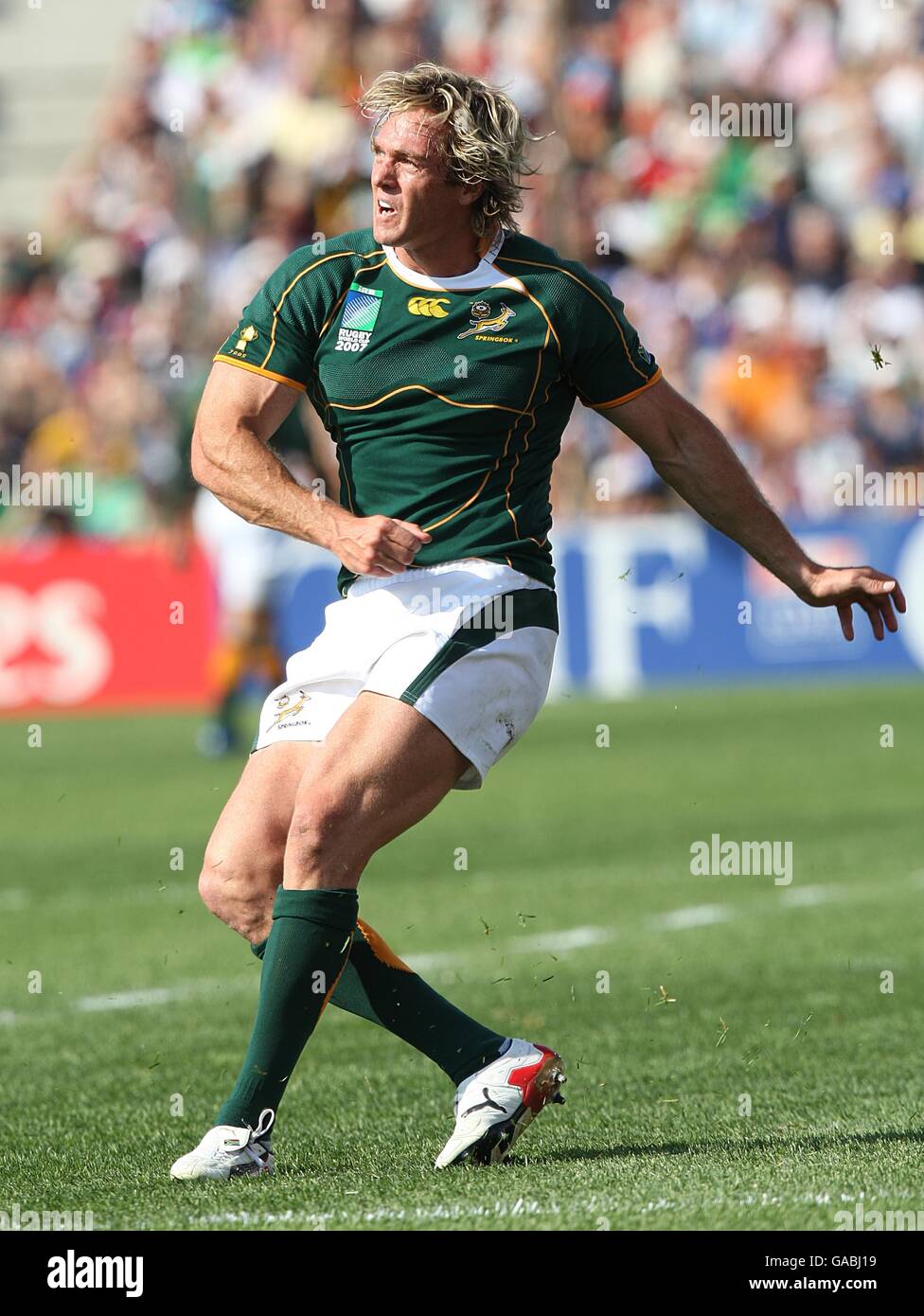 South africas percy montgomery watches his penalty kick hi-res stock ...