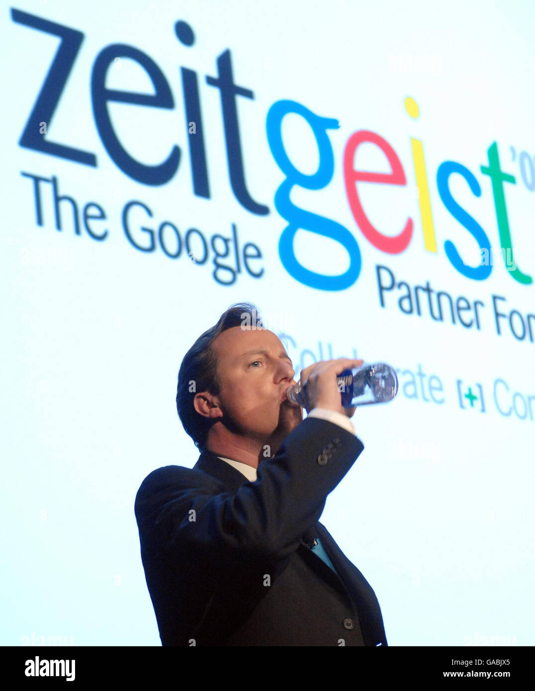 Party leader david cameron drinks hi-res stock photography and images ...