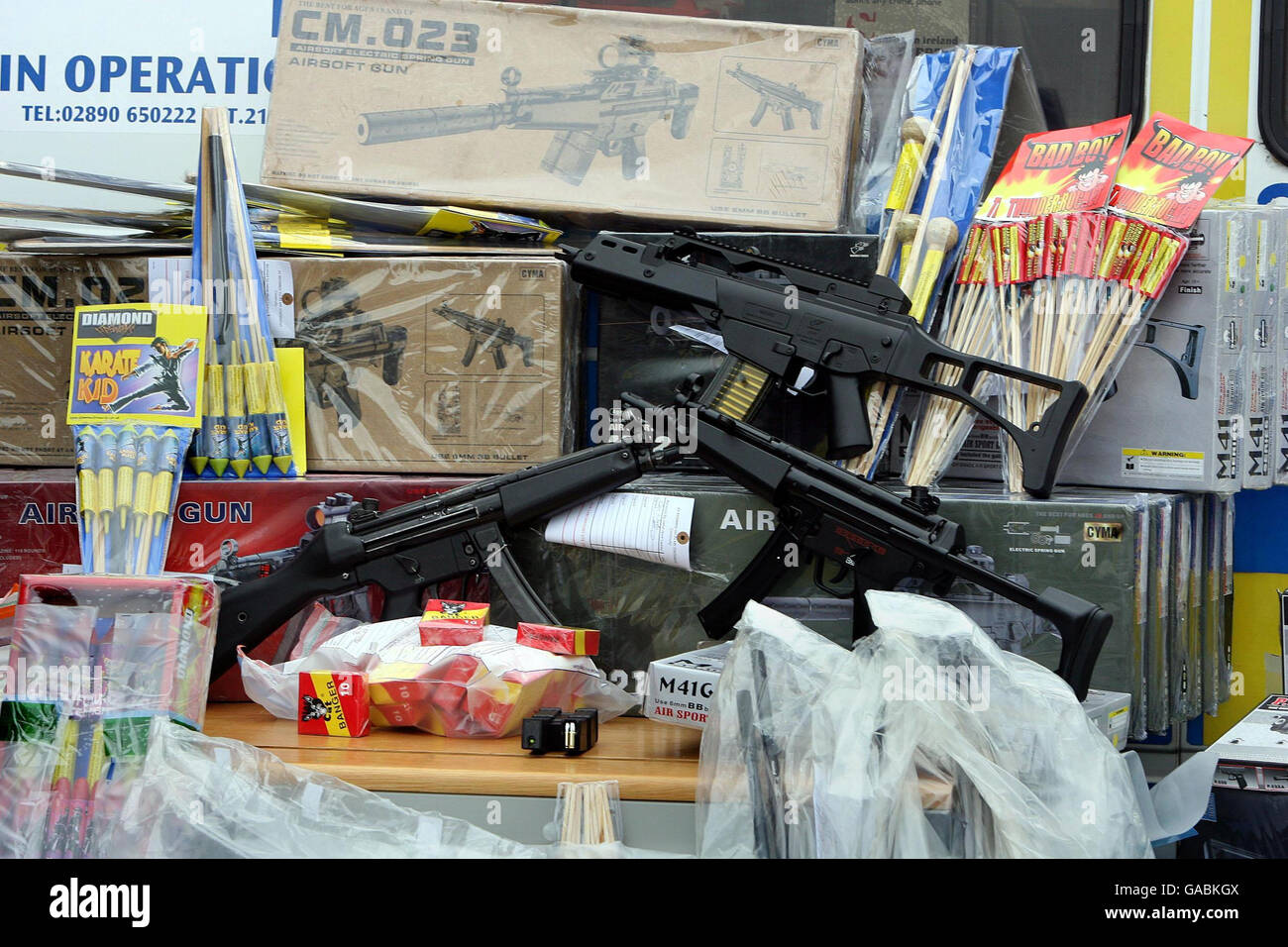 View of a real Koch MP5 machine gun (left) alongside a fake version ...