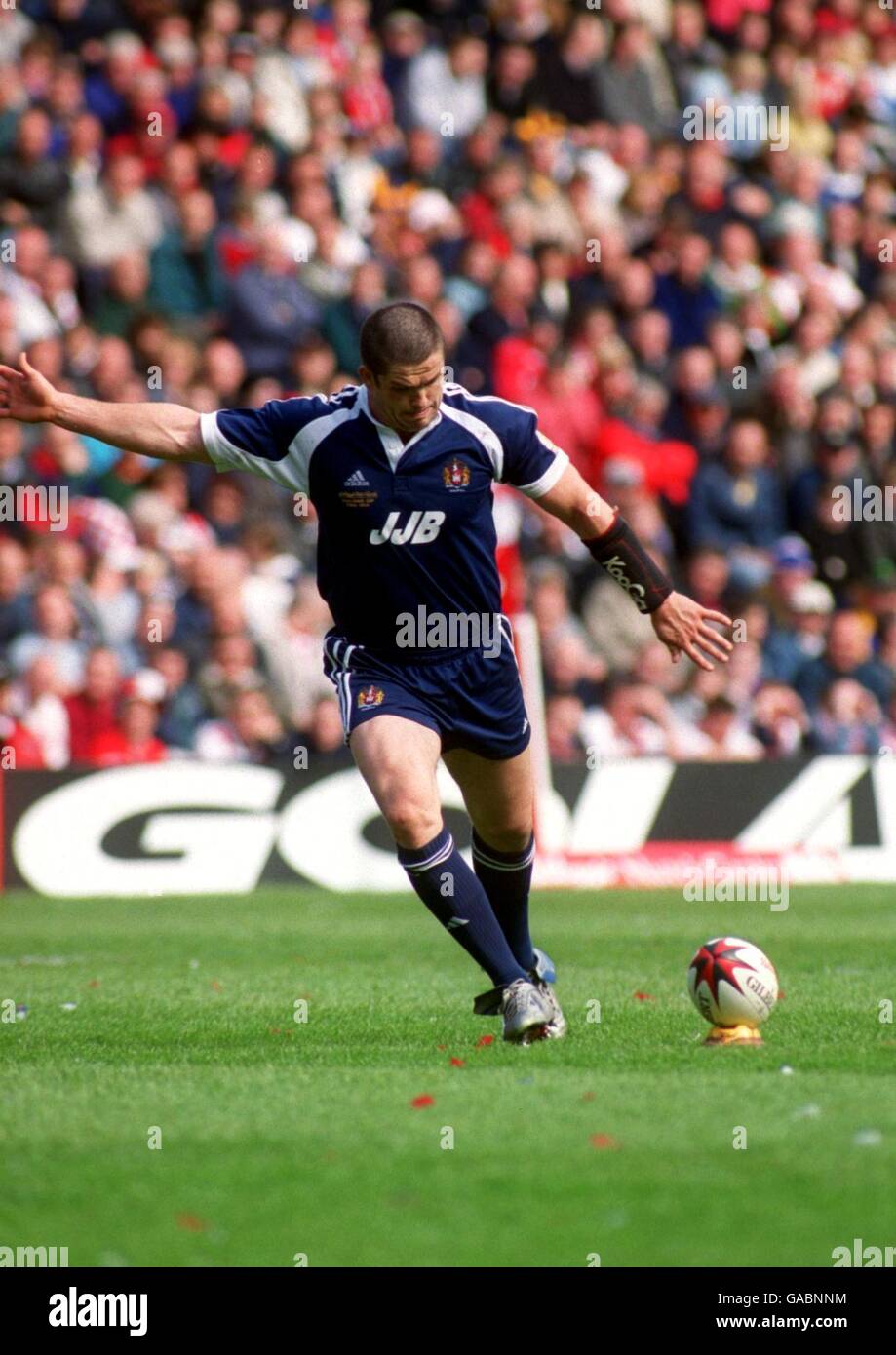 Wigan warriors harvey howard steps up to kick a conversion hi-res stock ...