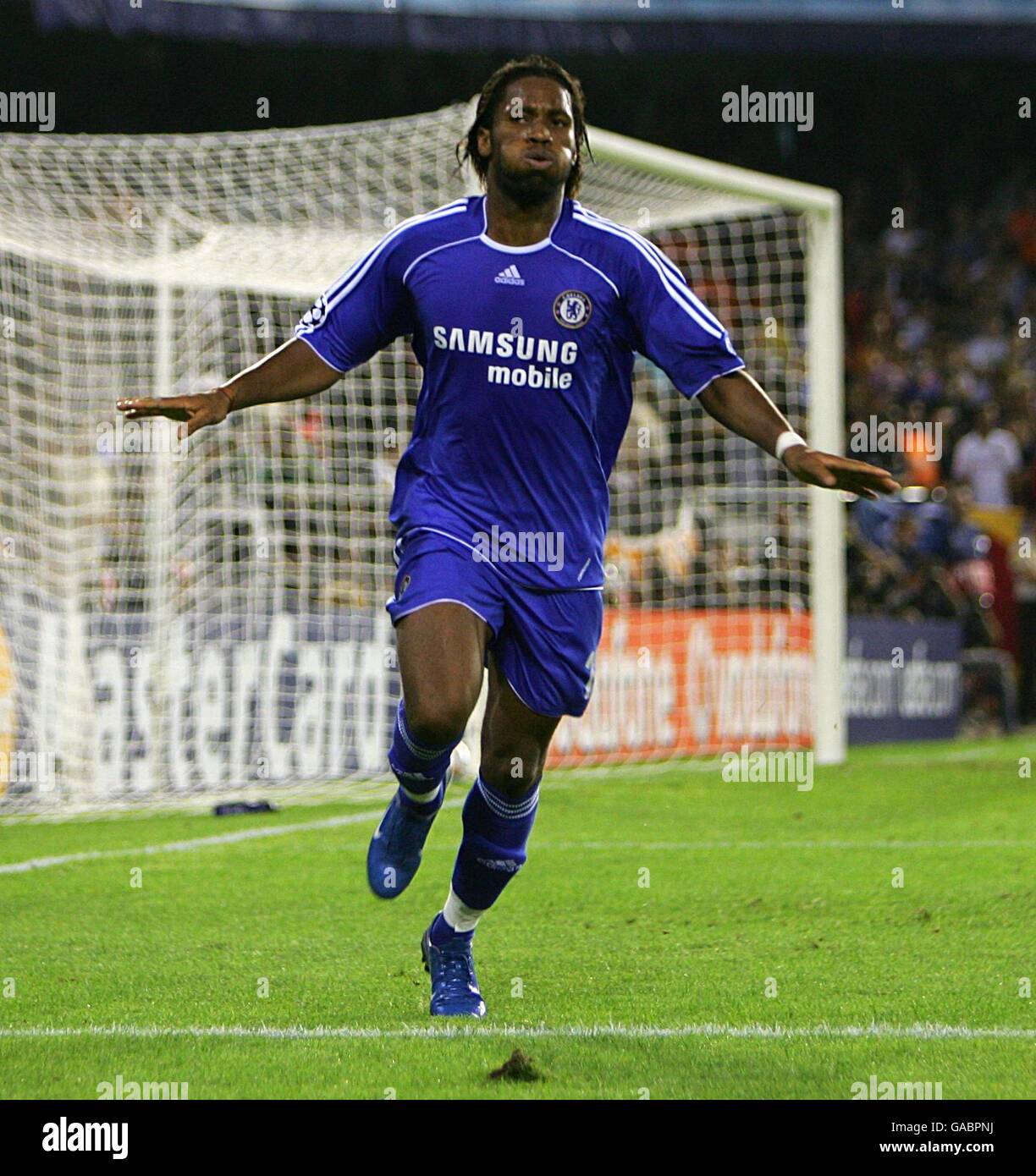 Chelsea's Didier Drogba celebrates scoring the winner Stock Photo - Alamy