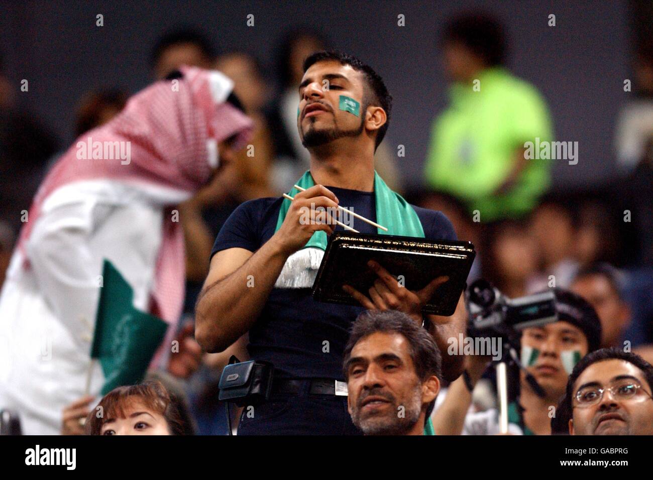 Saudi arabia fan meal whilst watching the action hi-res stock ...
