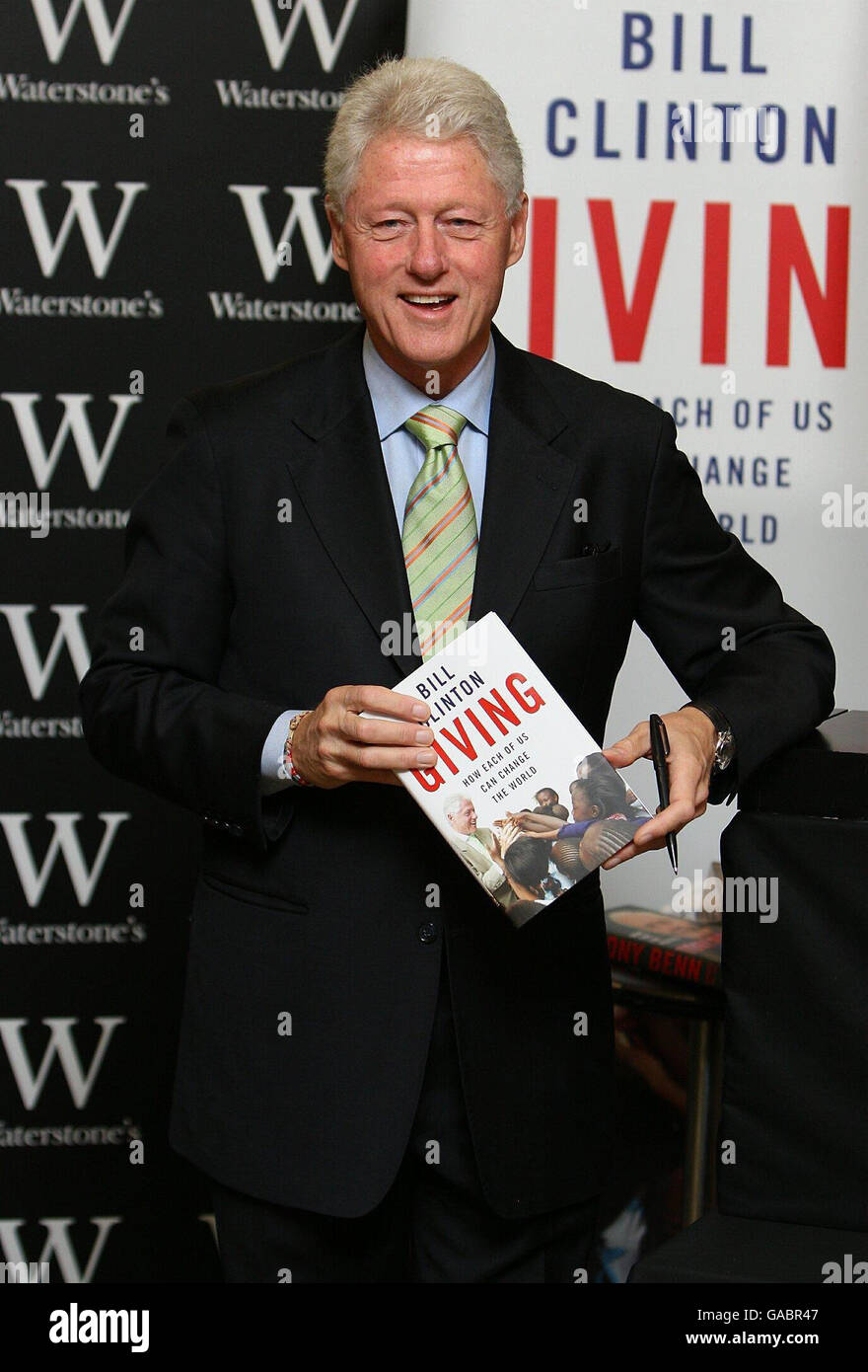 Bill clinton book signing giving london hi-res stock photography and ...