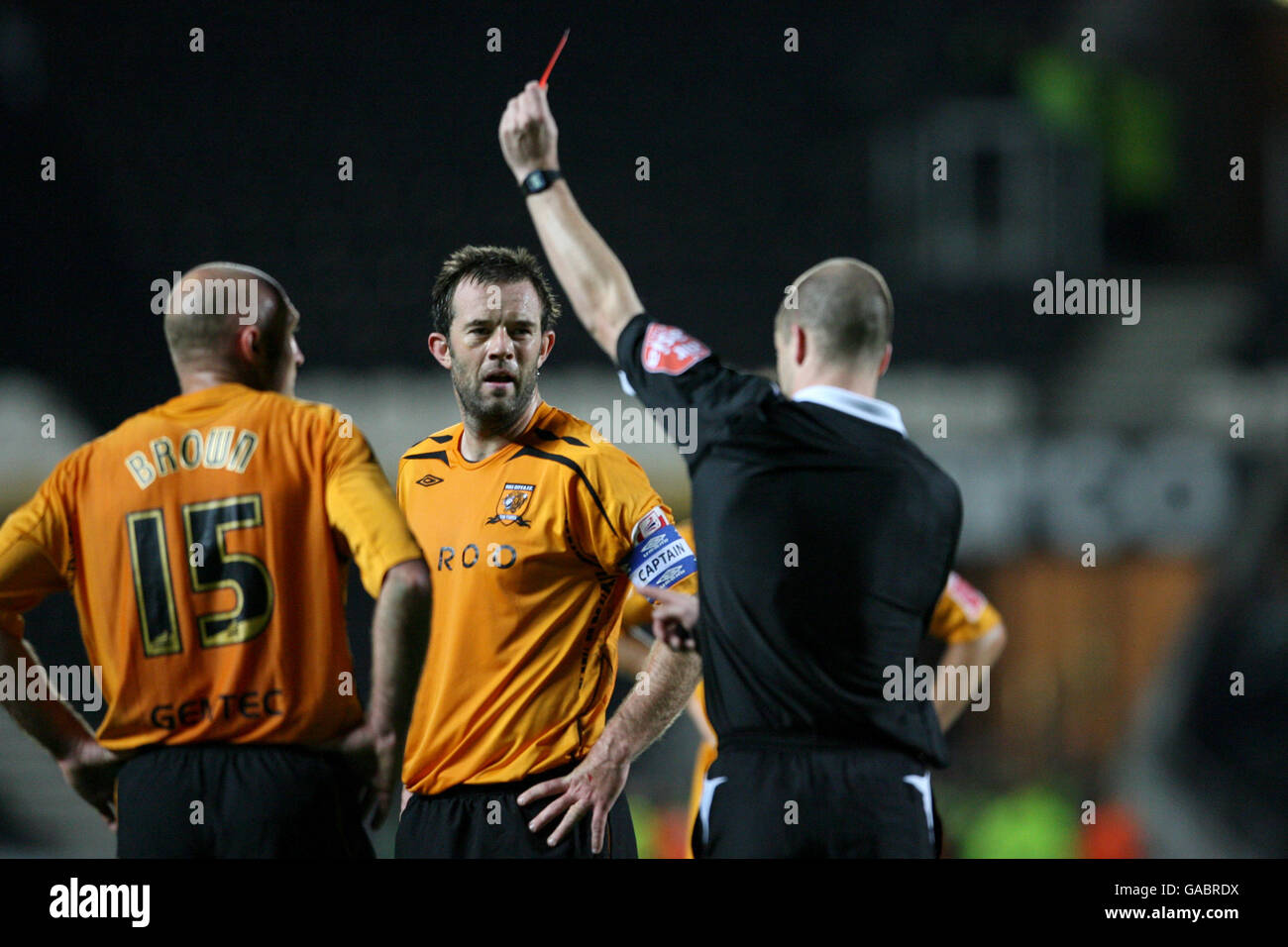 Hull City's Ian Ashbee is sent off by referee Anthony Taylor Stock ...