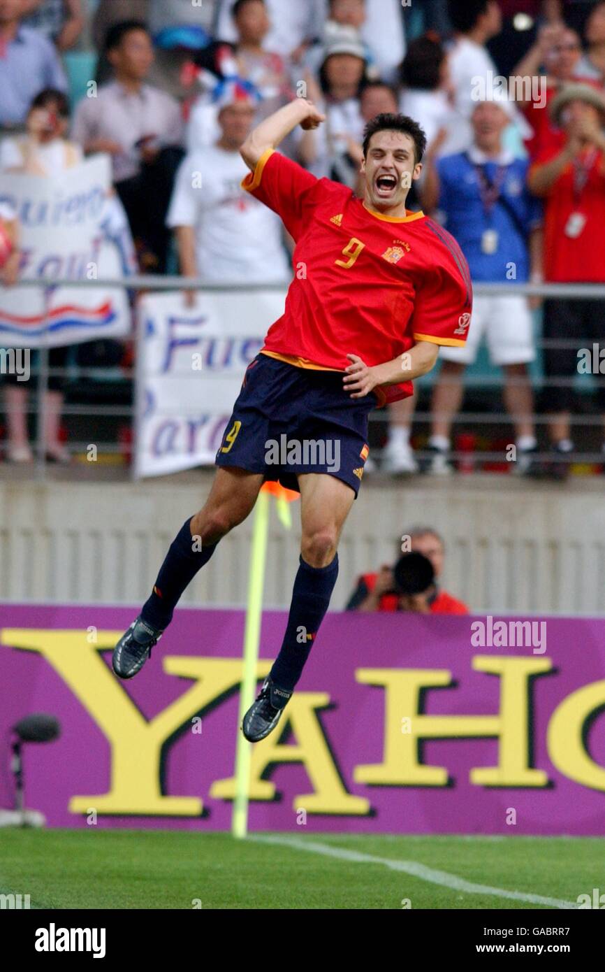 Soccer - FIFA World Cup 2002 - Group B - Spain v Paraguay. Spain's ...