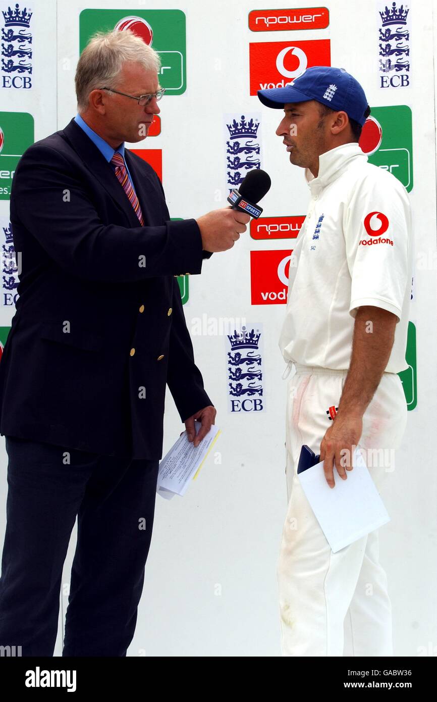 Sky sports paul allott interviews england captain hussain hi-res stock ...