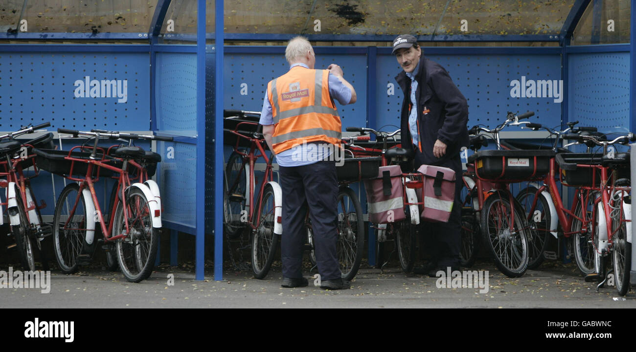 Postal workers at Sunninghill Post Office this morning Stock Photo - Alamy