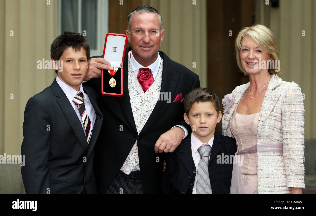 Ian botham and wife hi-res stock photography and images - Alamy