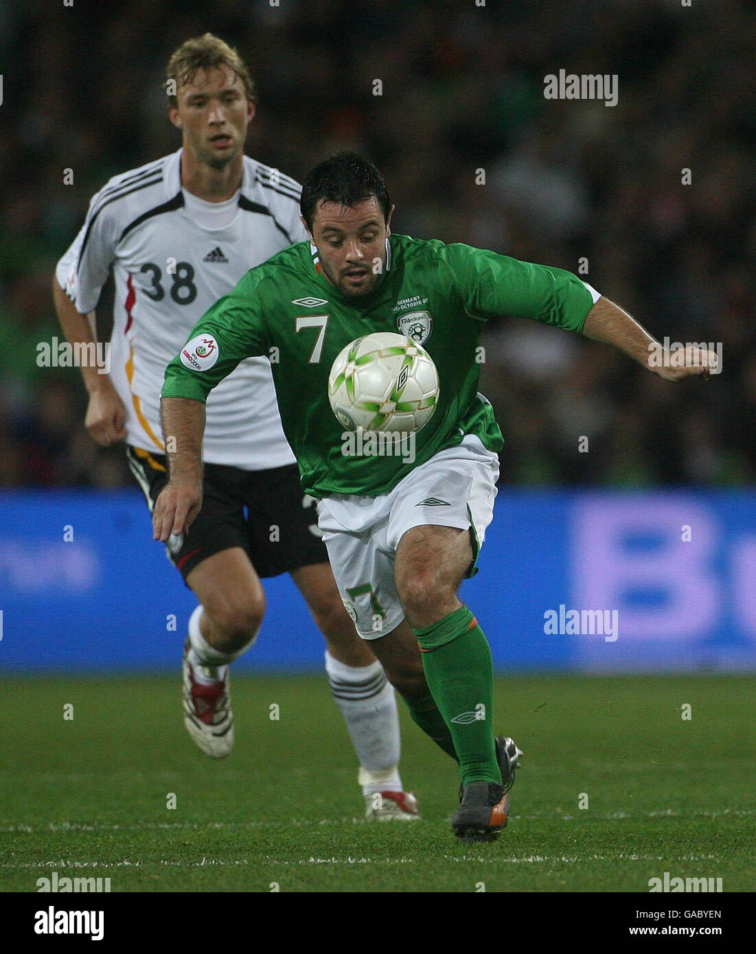 Andy Reid (right) of the Republic of Ireland tackles Simon Rolfes of ...