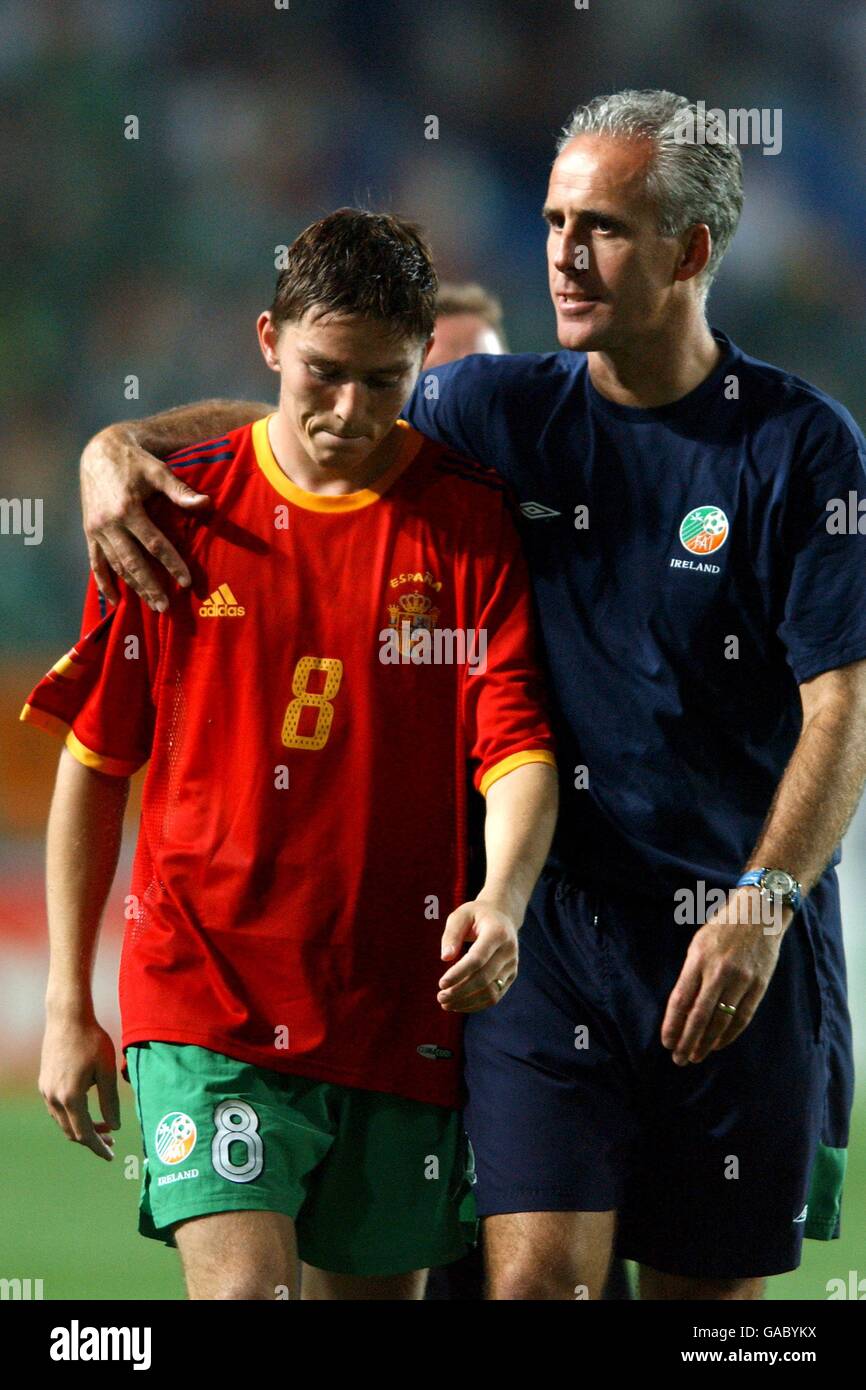 Republic of Ireland manager Mick McCarthy consoles Matt Holland Stock ...